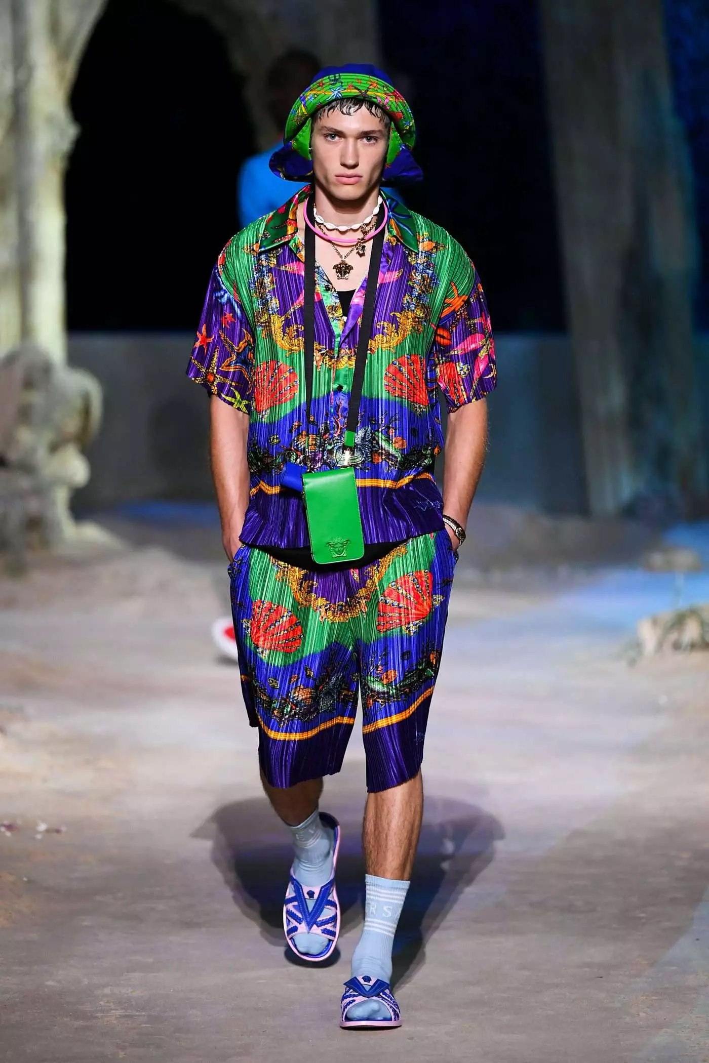 ‘Versaceopolis’, il-Puppets ta’ Moschino, u Aktar! Dak Li Tlift Mill-MFW Matul Il-Weekend 22952_35