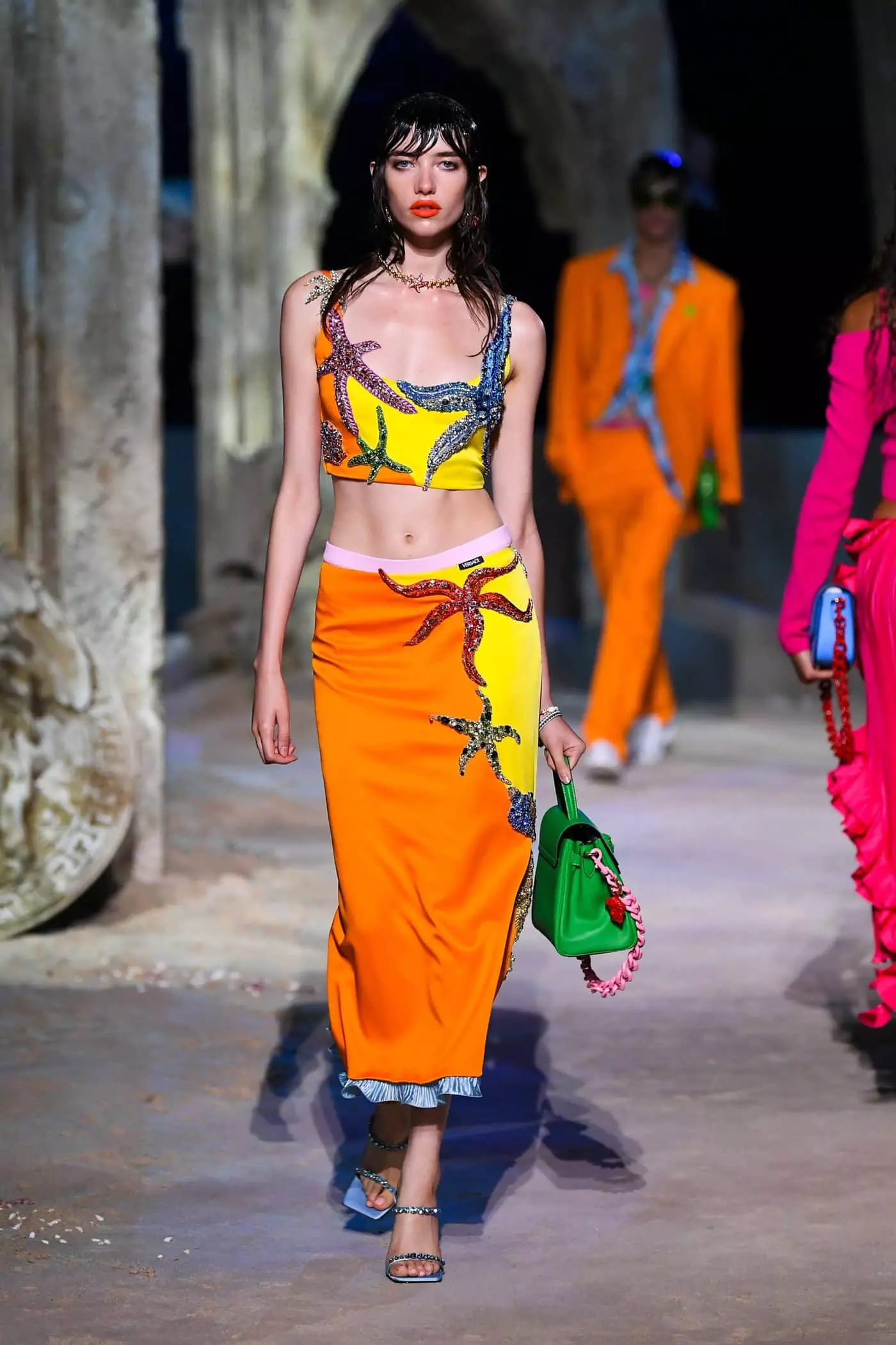 'Versaceopolis', หุ่นเชิดของ Moschino และอีกมากมาย! สิ่งที่คุณพลาดจาก MFW ในช่วงสุดสัปดาห์ 22952_38