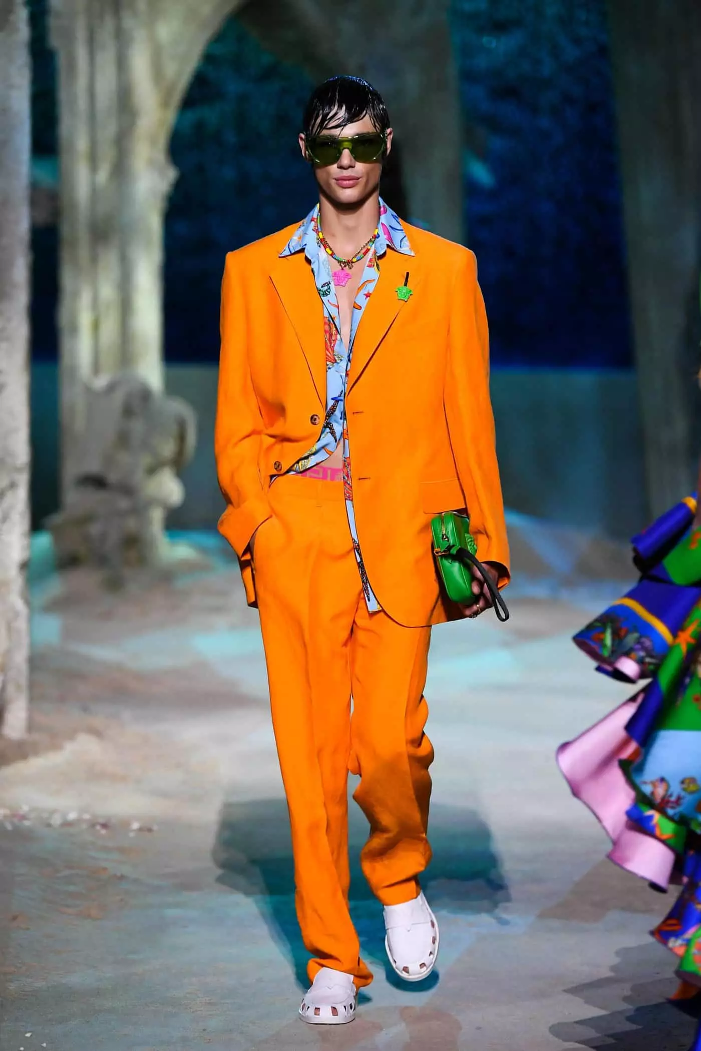 'Versaceopolis', หุ่นเชิดของ Moschino และอีกมากมาย! สิ่งที่คุณพลาดจาก MFW ในช่วงสุดสัปดาห์ 22952_39