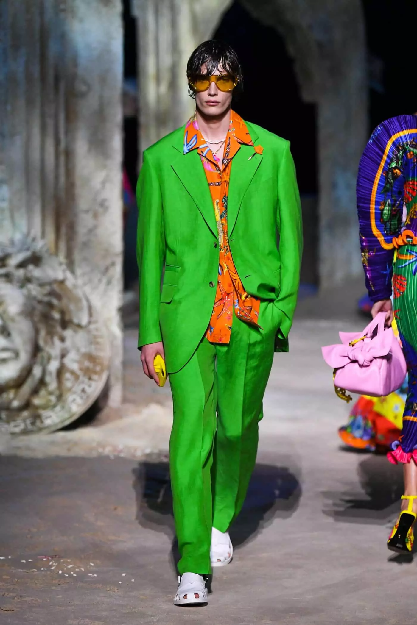 ‘Versaceopolis’, il-Puppets ta’ Moschino, u Aktar! Dak Li Tlift Mill-MFW Matul Il-Weekend 22952_41