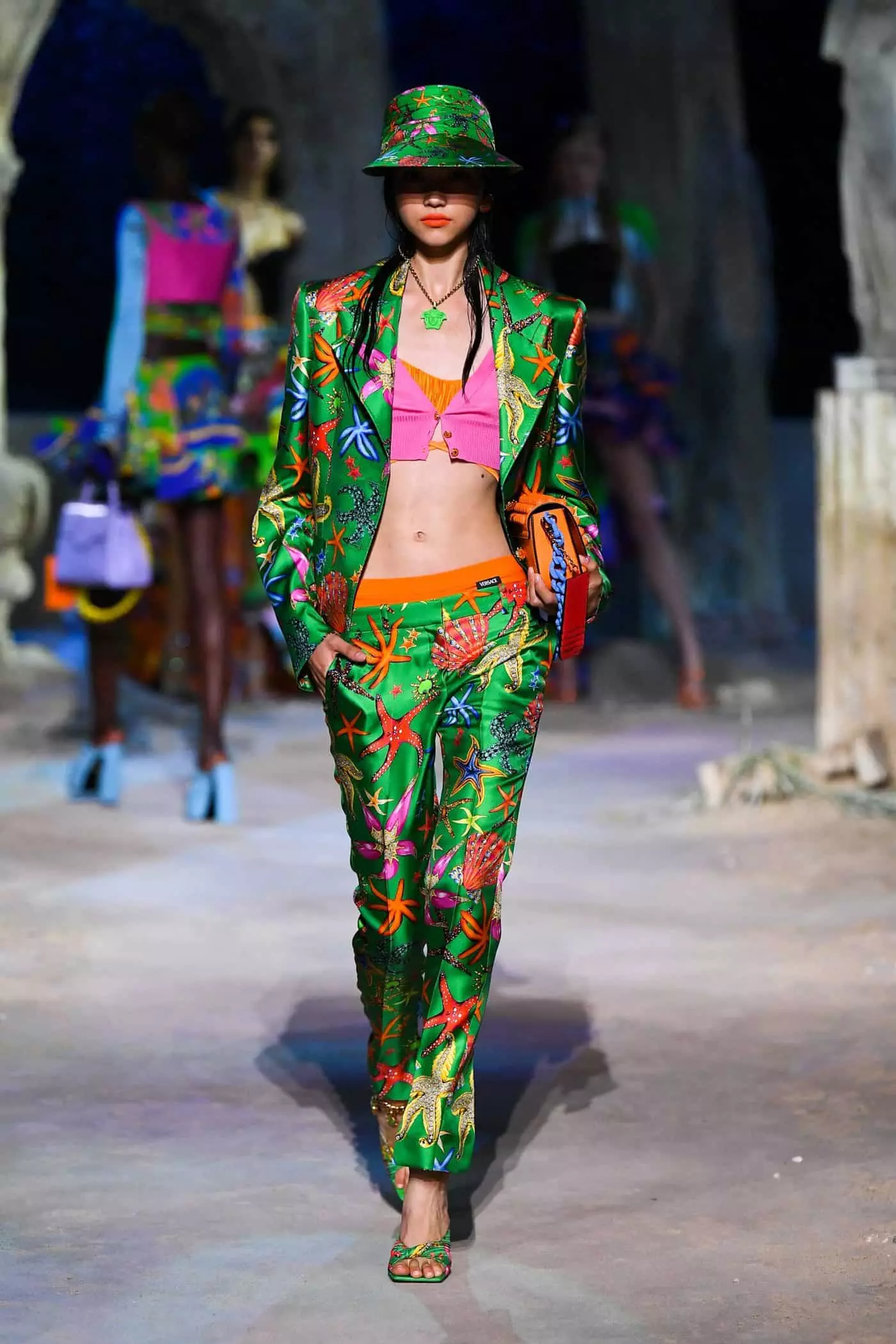 'Versaceopolis', Moschino куурчактары жана башкалар! Дем алыш күндөрү MFWден эмнени сагындыңыз 22952_42