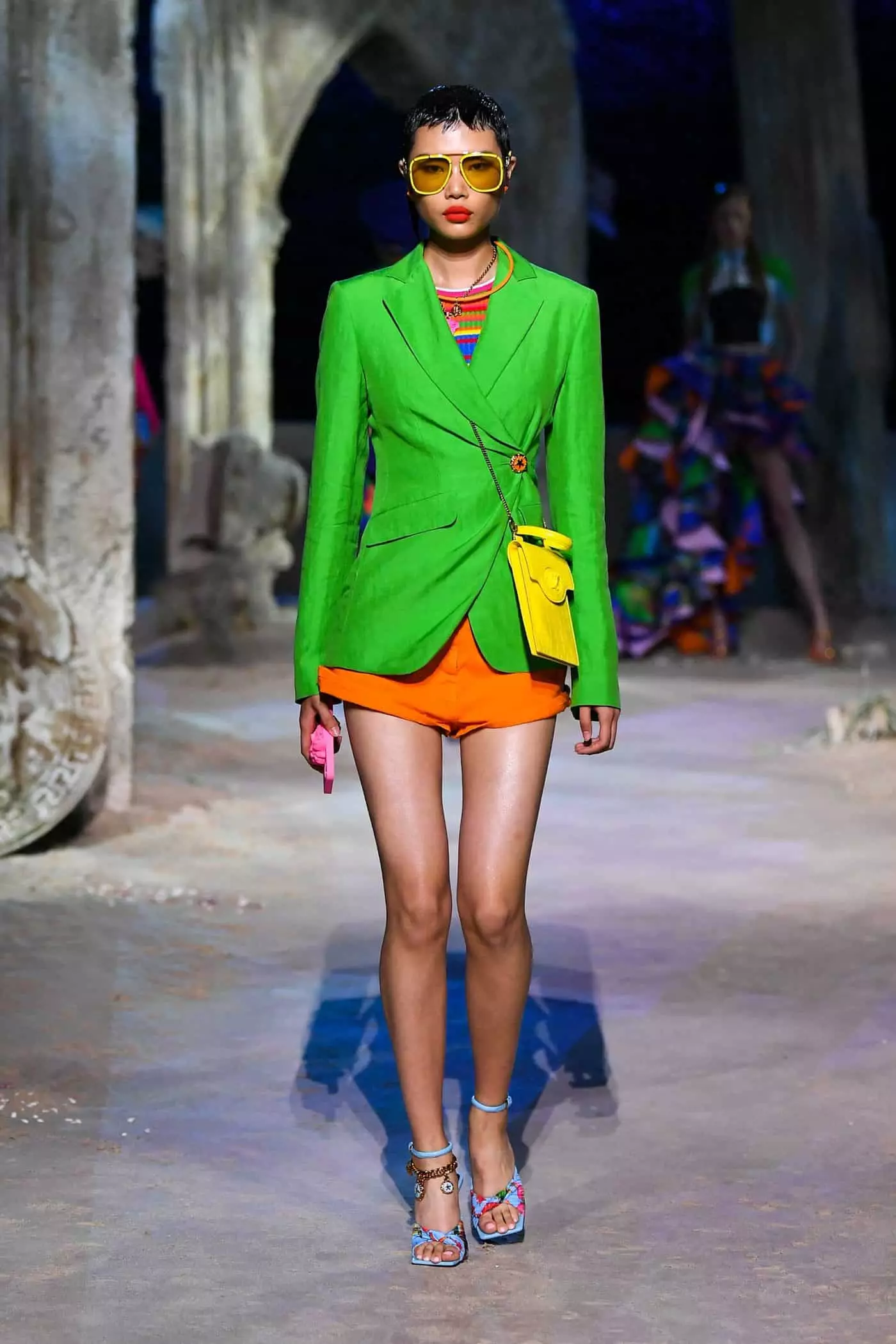 'Versaceopolis', หุ่นเชิดของ Moschino และอีกมากมาย! สิ่งที่คุณพลาดจาก MFW ในช่วงสุดสัปดาห์ 22952_43