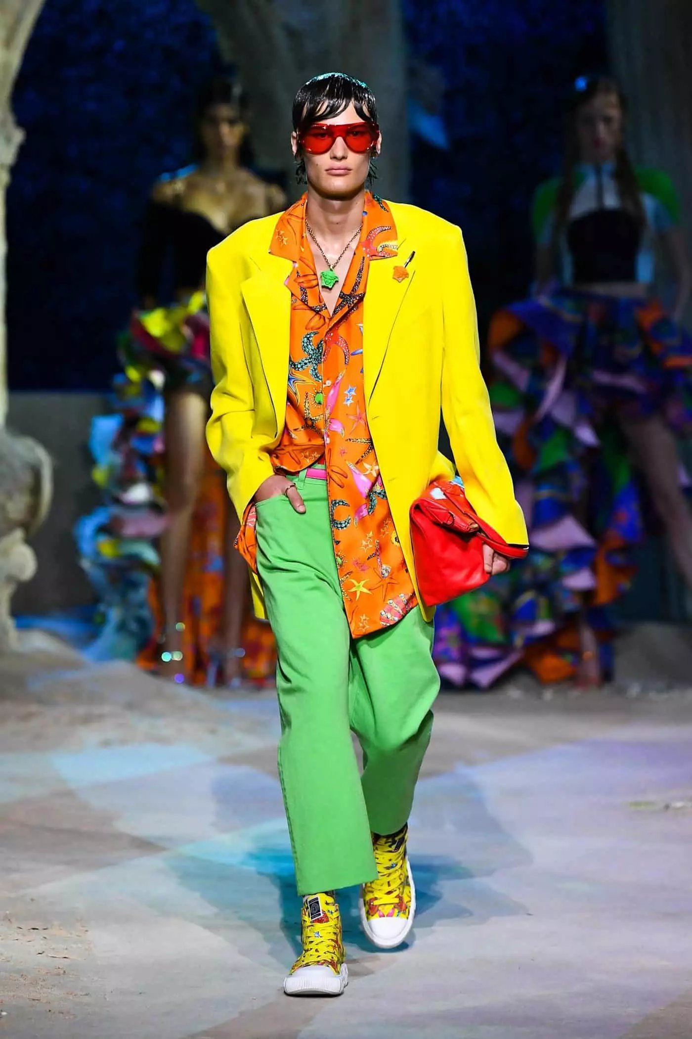 'Versaceopolis', หุ่นเชิดของ Moschino และอีกมากมาย! สิ่งที่คุณพลาดจาก MFW ในช่วงสุดสัปดาห์ 22952_44