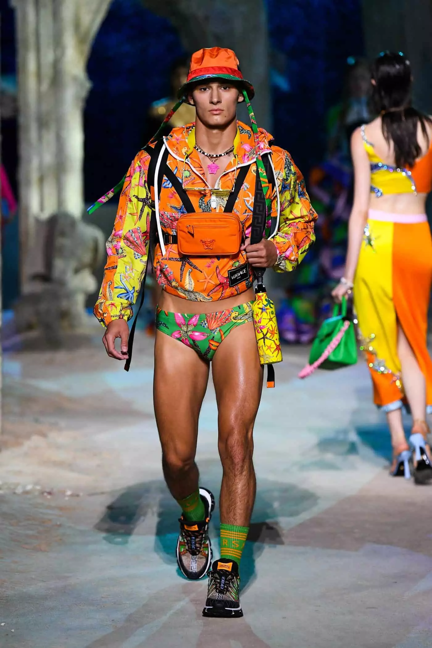 ‘Versaceopolis’, il-Puppets ta’ Moschino, u Aktar! Dak Li Tlift Mill-MFW Matul Il-Weekend 22952_47