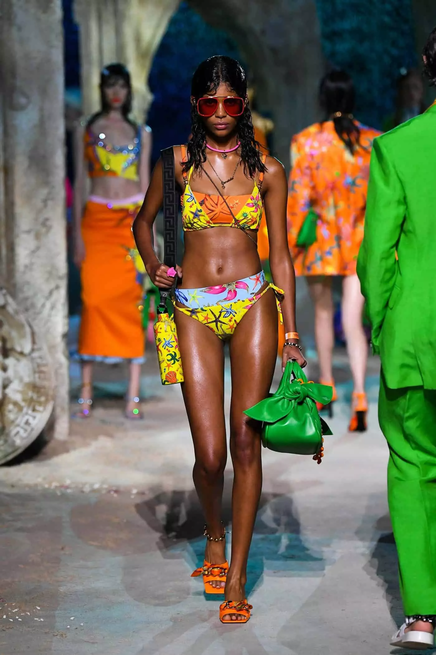 ‘Versaceopolis’, il-Puppets ta’ Moschino, u Aktar! Dak Li Tlift Mill-MFW Matul Il-Weekend 22952_48