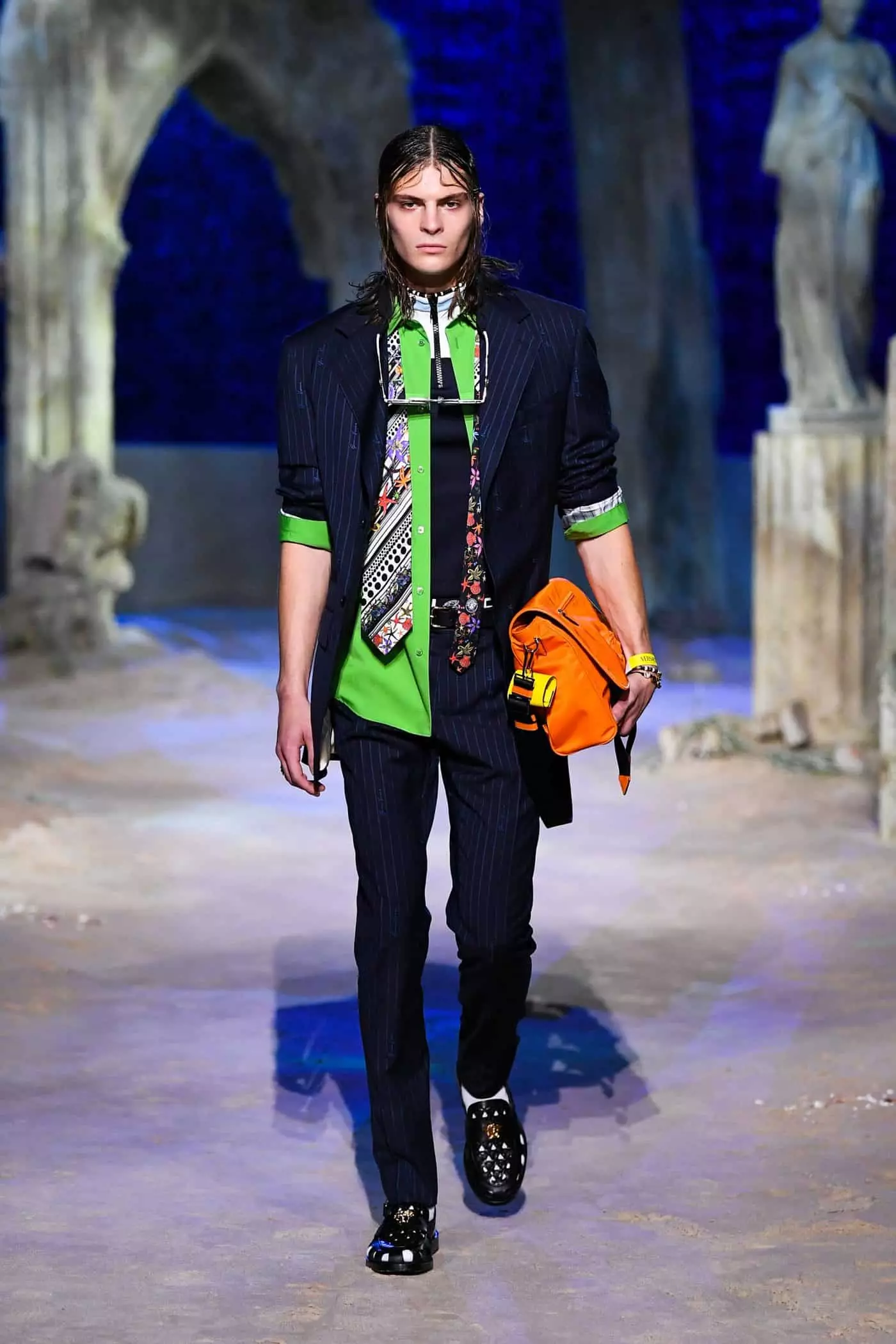 'Versaceopolis', หุ่นเชิดของ Moschino และอีกมากมาย! สิ่งที่คุณพลาดจาก MFW ในช่วงสุดสัปดาห์ 22952_5