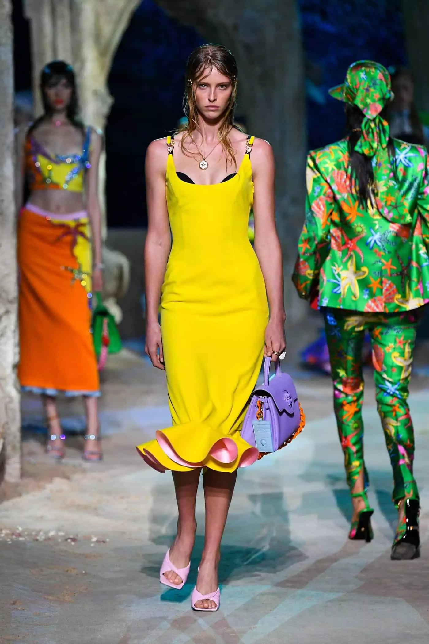 'Versaceopolis', หุ่นเชิดของ Moschino และอีกมากมาย! สิ่งที่คุณพลาดจาก MFW ในช่วงสุดสัปดาห์ 22952_50