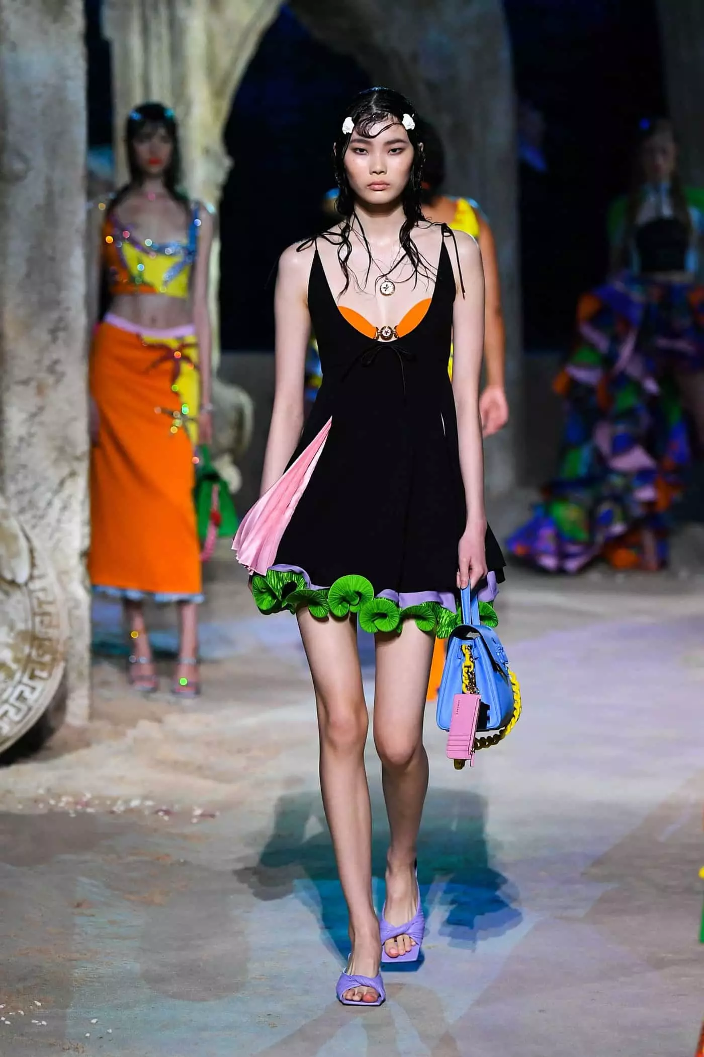 'Versaceopolis', หุ่นเชิดของ Moschino และอีกมากมาย! สิ่งที่คุณพลาดจาก MFW ในช่วงสุดสัปดาห์ 22952_53