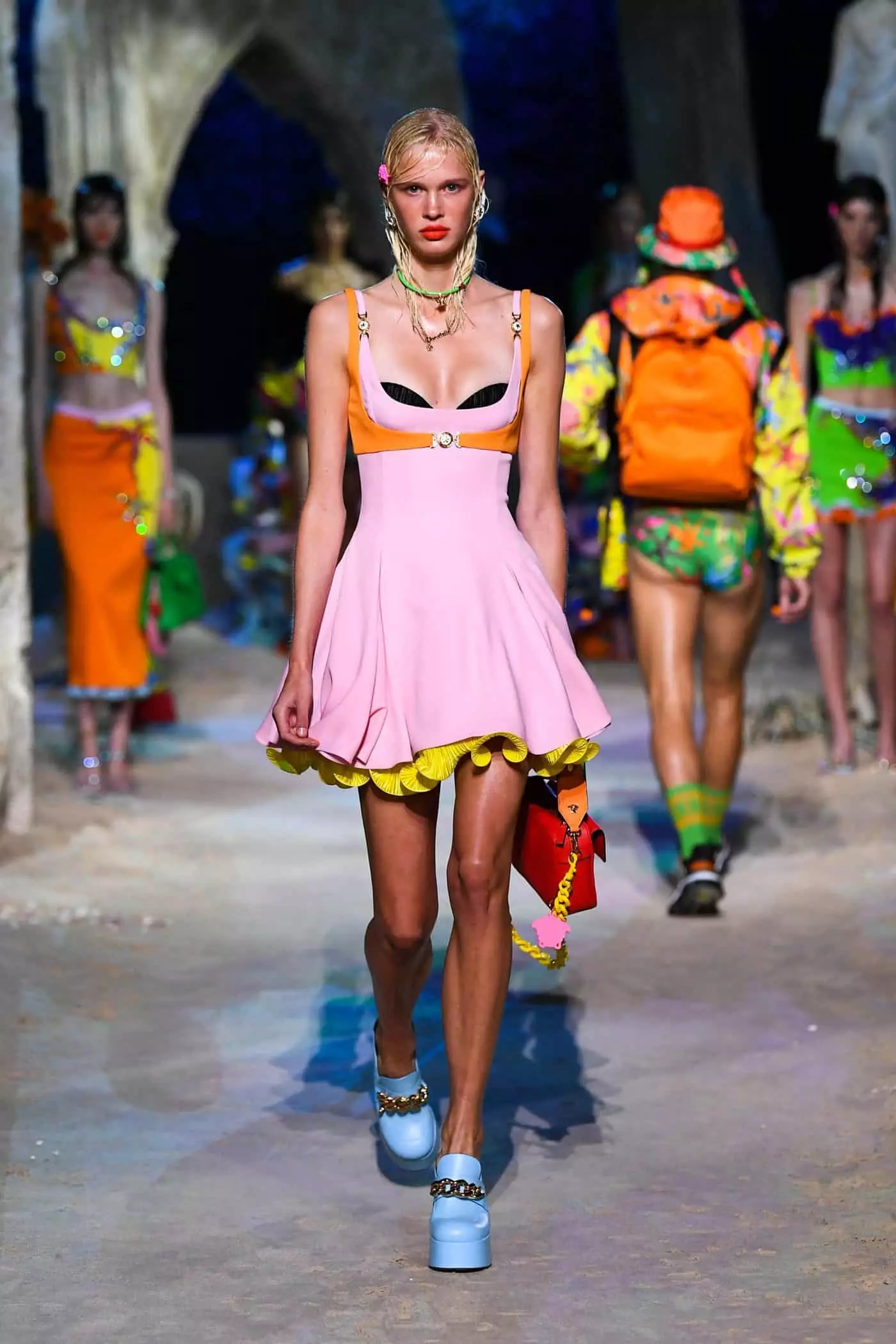 'Versaceopolis', Moschino куурчактары жана башкалар! Дем алыш күндөрү MFWден эмнени сагындыңыз 22952_54