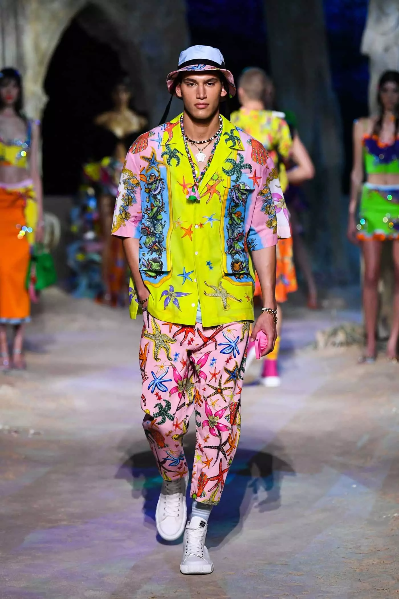 'Versaceopolis', หุ่นเชิดของ Moschino และอีกมากมาย! สิ่งที่คุณพลาดจาก MFW ในช่วงสุดสัปดาห์ 22952_56