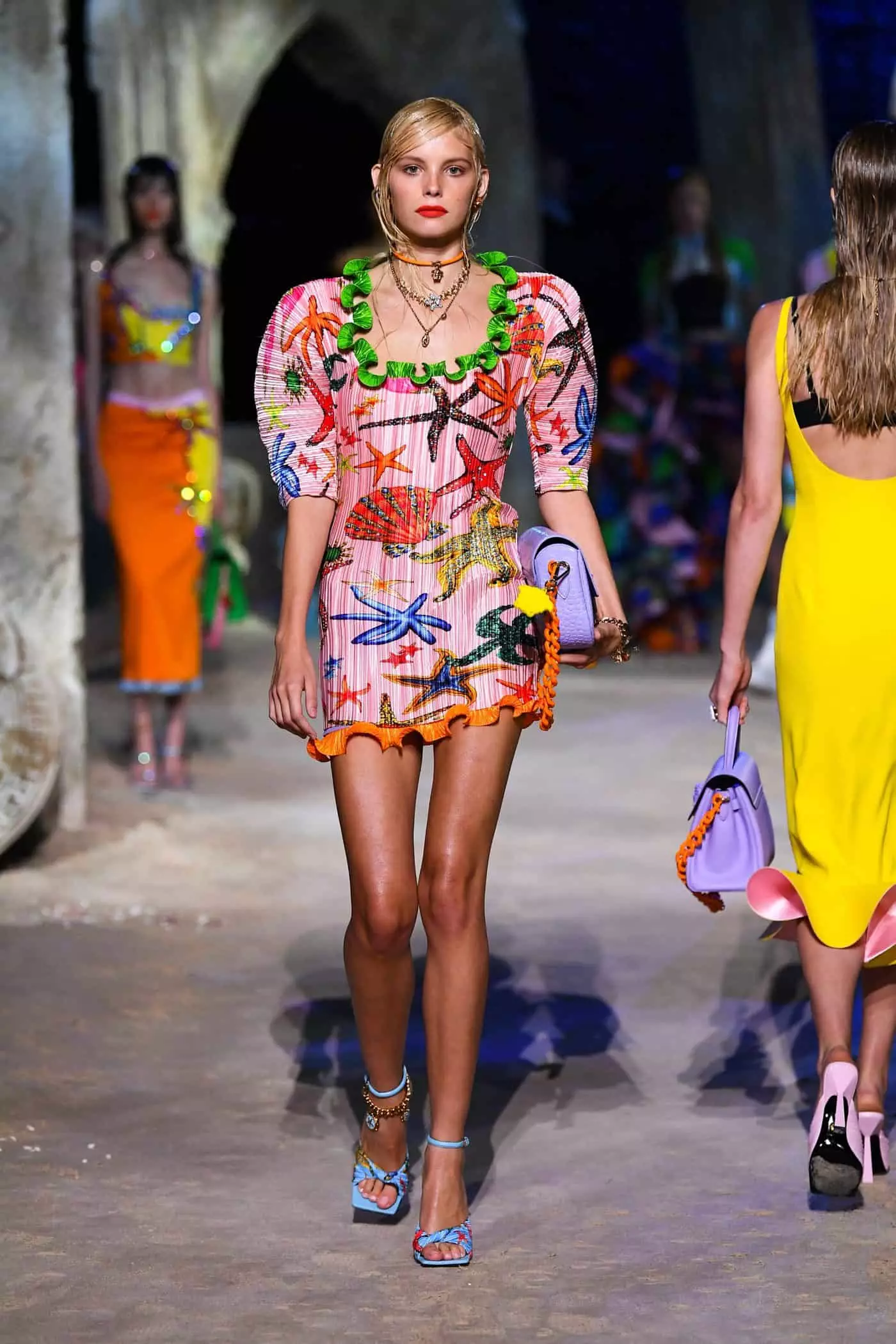 'Versaceopolis', Moschino куурчактары жана башкалар! Дем алыш күндөрү MFWден эмнени сагындыңыз 22952_57