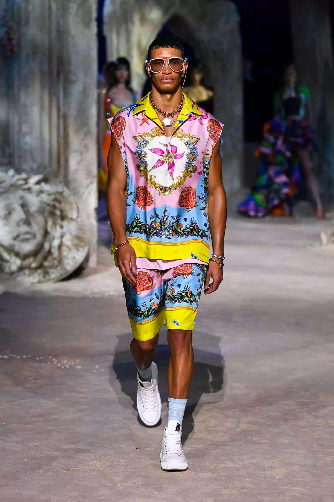 ‘Versaceopolis’, il-Puppets ta’ Moschino, u Aktar! Dak Li Tlift Mill-MFW Matul Il-Weekend 22952_58