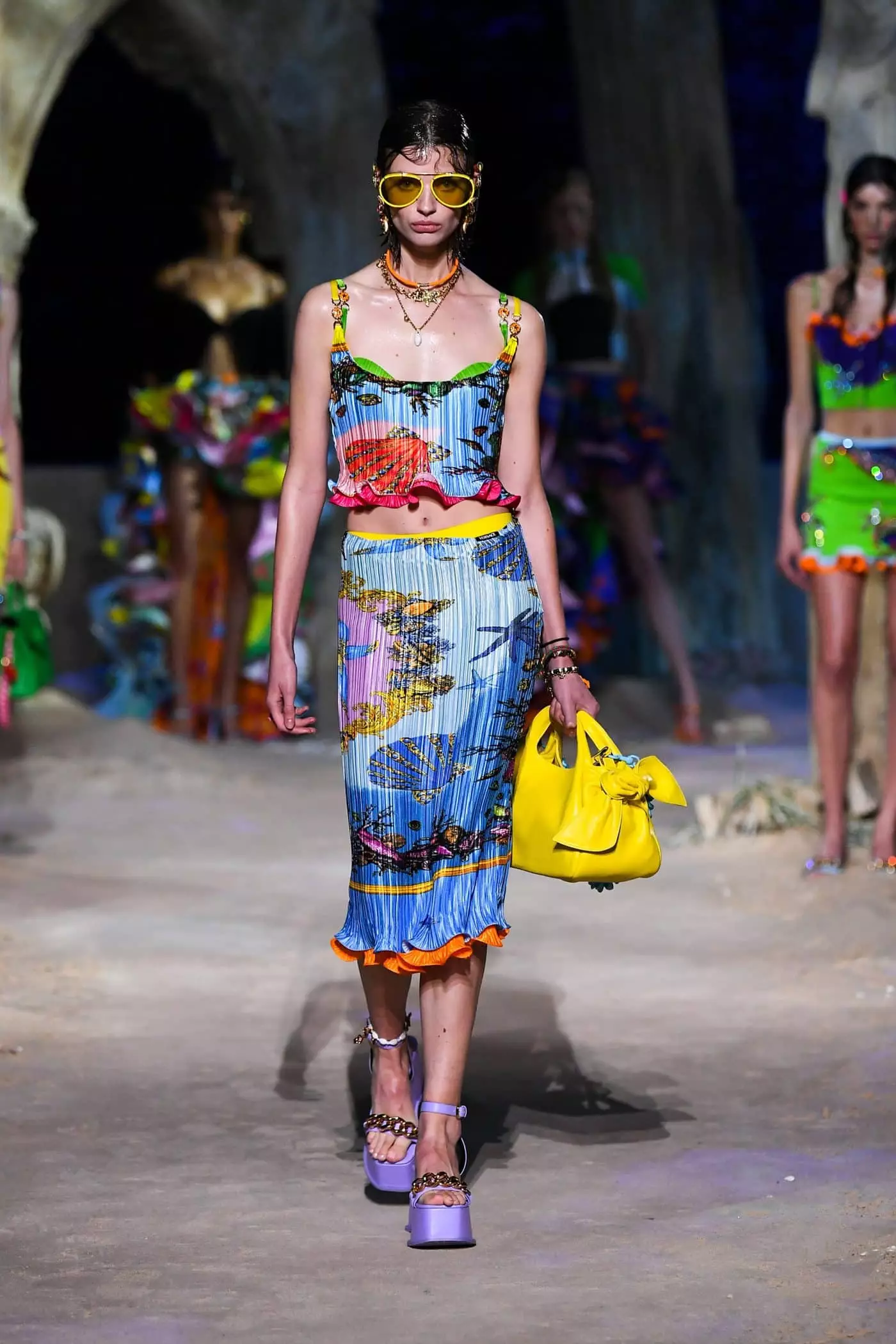 ‘Versaceopolis’, il-Puppets ta’ Moschino, u Aktar! Dak Li Tlift Mill-MFW Matul Il-Weekend 22952_59