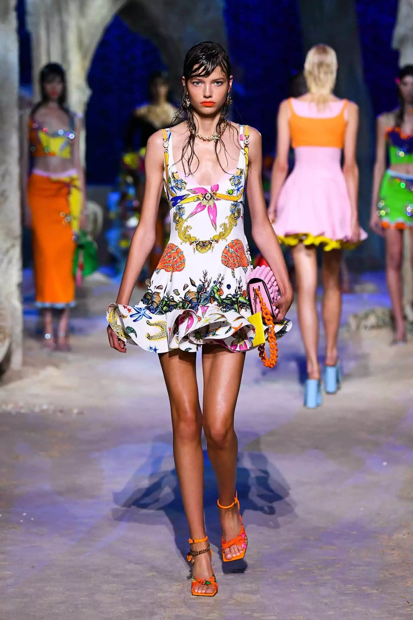 'Versaceopolis', หุ่นเชิดของ Moschino และอีกมากมาย! สิ่งที่คุณพลาดจาก MFW ในช่วงสุดสัปดาห์ 22952_61