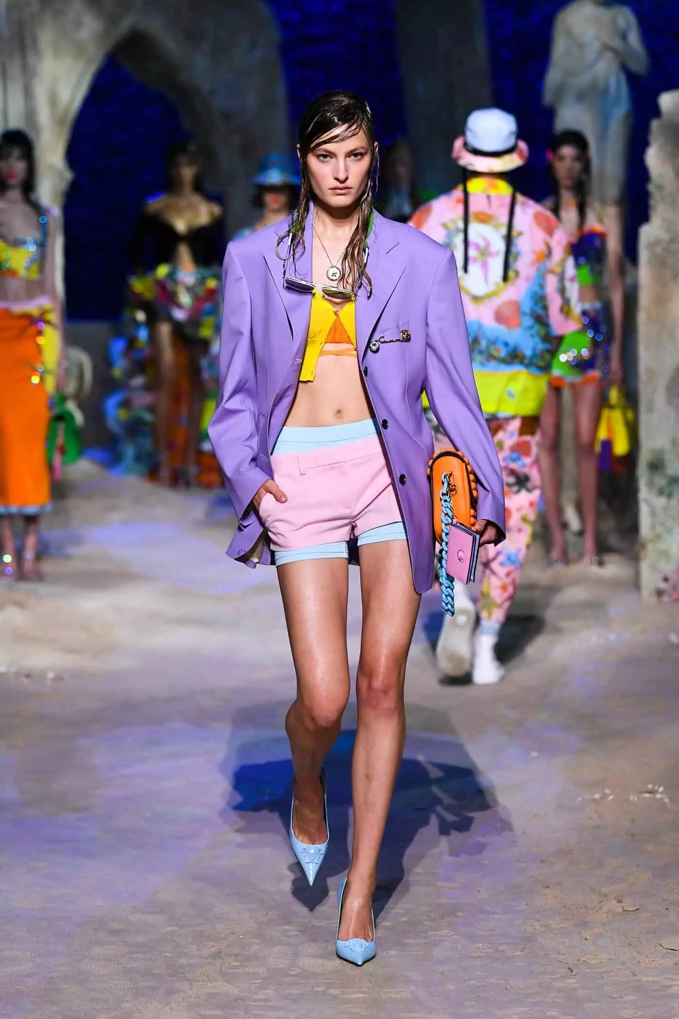 ‘Versaceopolis’, il-Puppets ta’ Moschino, u Aktar! Dak Li Tlift Mill-MFW Matul Il-Weekend 22952_62