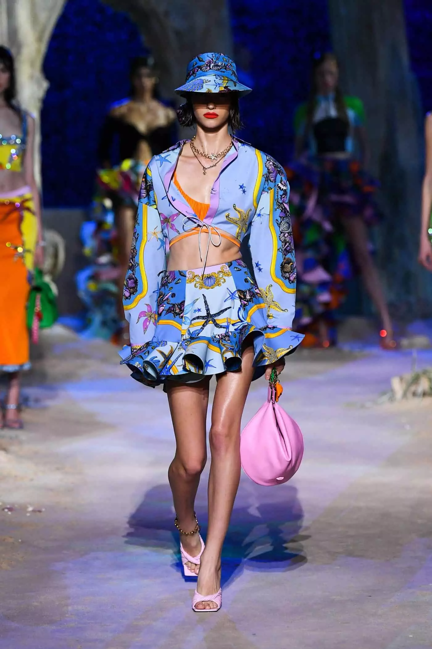 ‘Versaceopolis’, il-Puppets ta’ Moschino, u Aktar! Dak Li Tlift Mill-MFW Matul Il-Weekend 22952_63