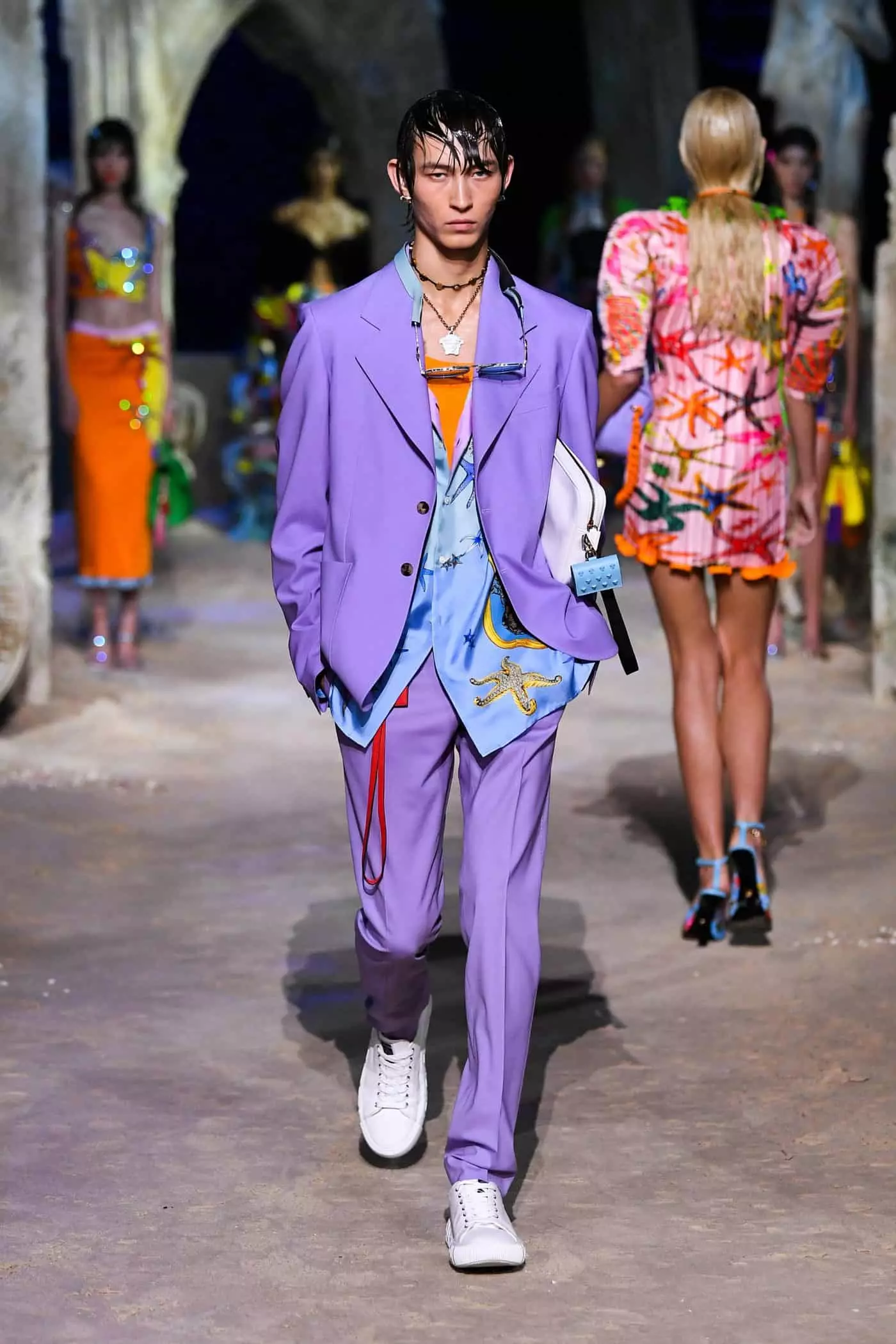 ‘Versaceopolis’, il-Puppets ta’ Moschino, u Aktar! Dak Li Tlift Mill-MFW Matul Il-Weekend 22952_64