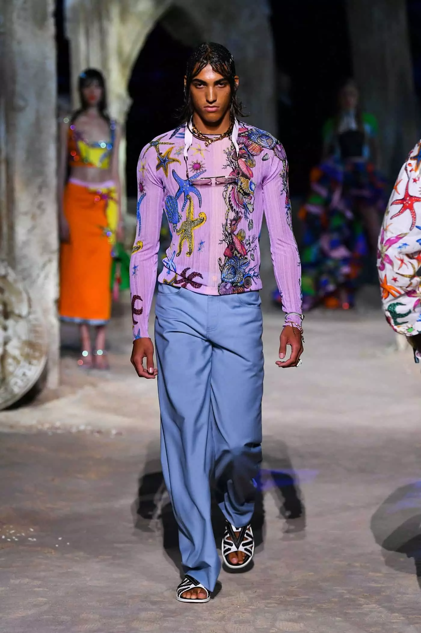 ‘Versaceopolis’, il-Puppets ta’ Moschino, u Aktar! Dak Li Tlift Mill-MFW Matul Il-Weekend 22952_66