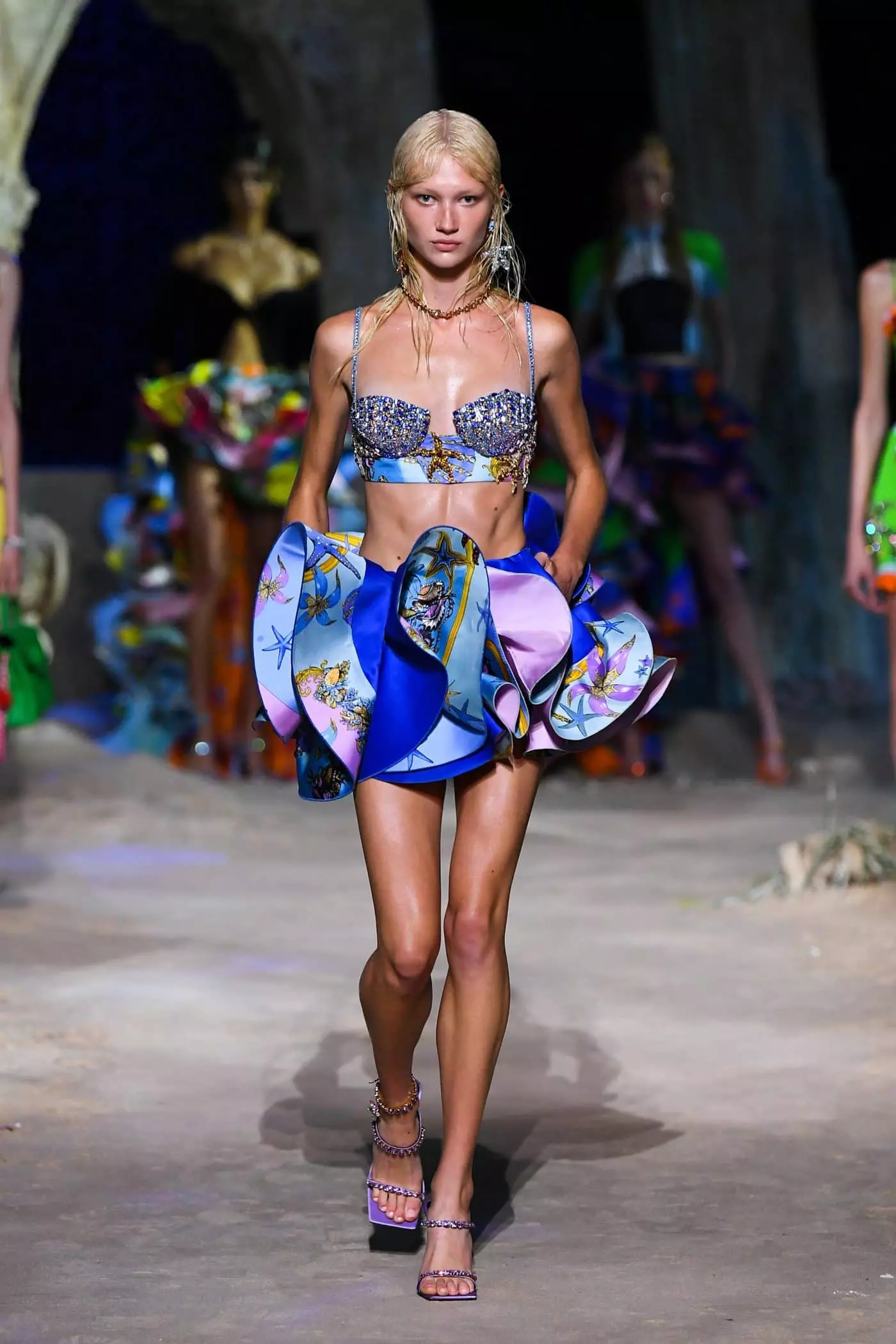 ‘Versaceopolis’, il-Puppets ta’ Moschino, u Aktar! Dak Li Tlift Mill-MFW Matul Il-Weekend 22952_67