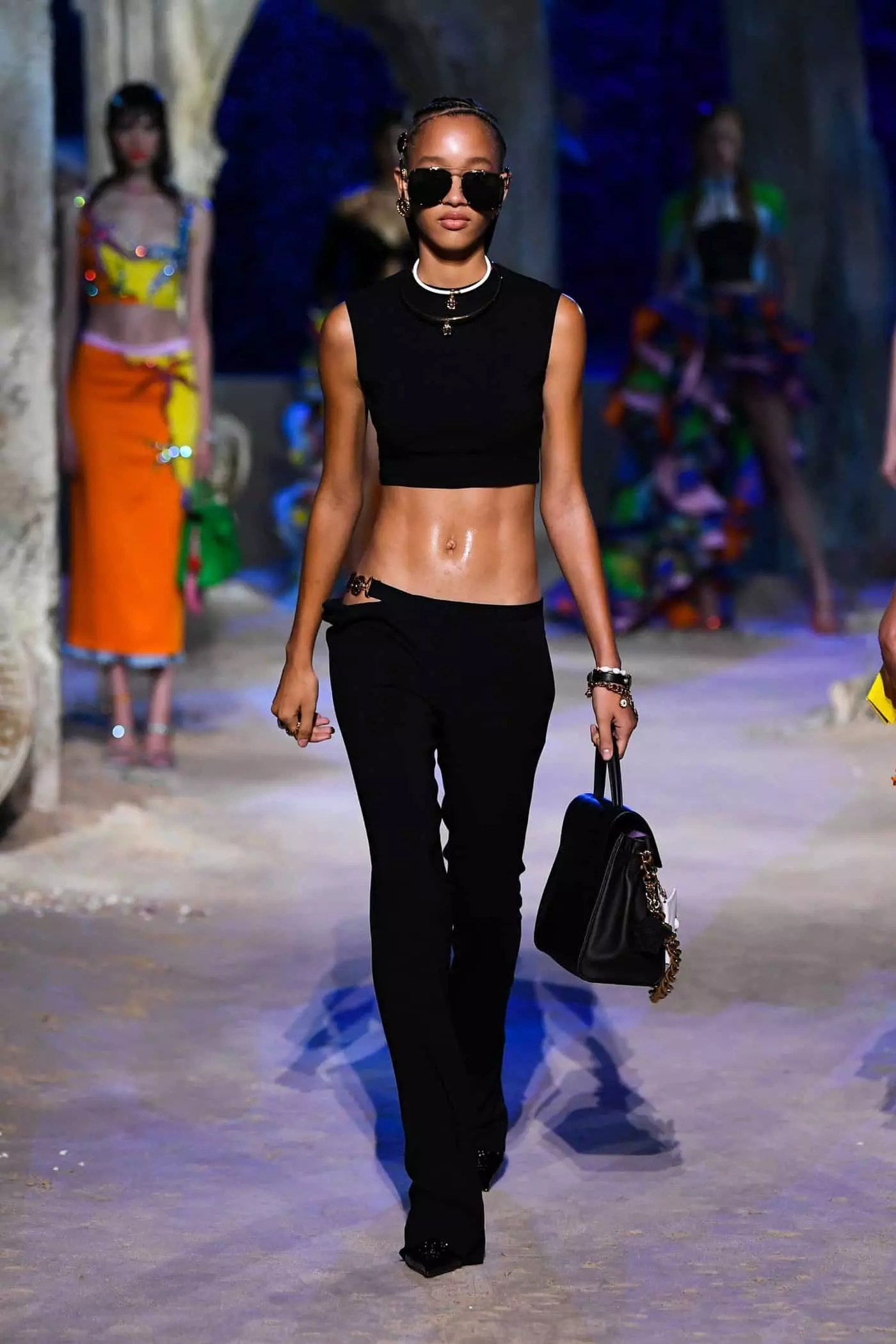 ‘Versaceopolis’, il-Puppets ta’ Moschino, u Aktar! Dak Li Tlift Mill-MFW Matul Il-Weekend 22952_68