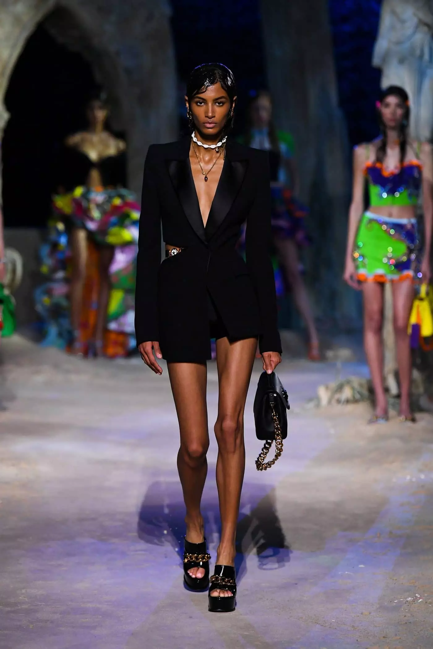 ‘Versaceopolis’, il-Puppets ta’ Moschino, u Aktar! Dak Li Tlift Mill-MFW Matul Il-Weekend 22952_70