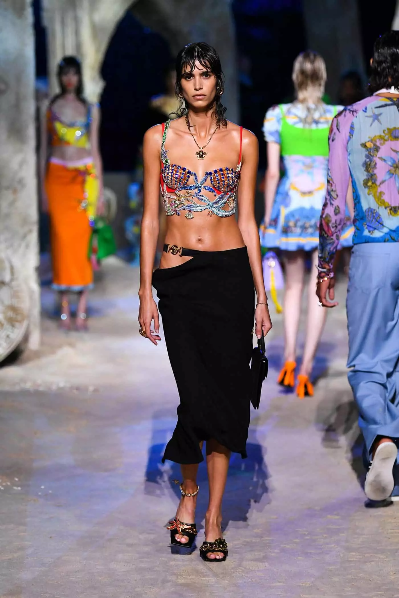 ‘Versaceopolis’, il-Puppets ta’ Moschino, u Aktar! Dak Li Tlift Mill-MFW Matul Il-Weekend 22952_73