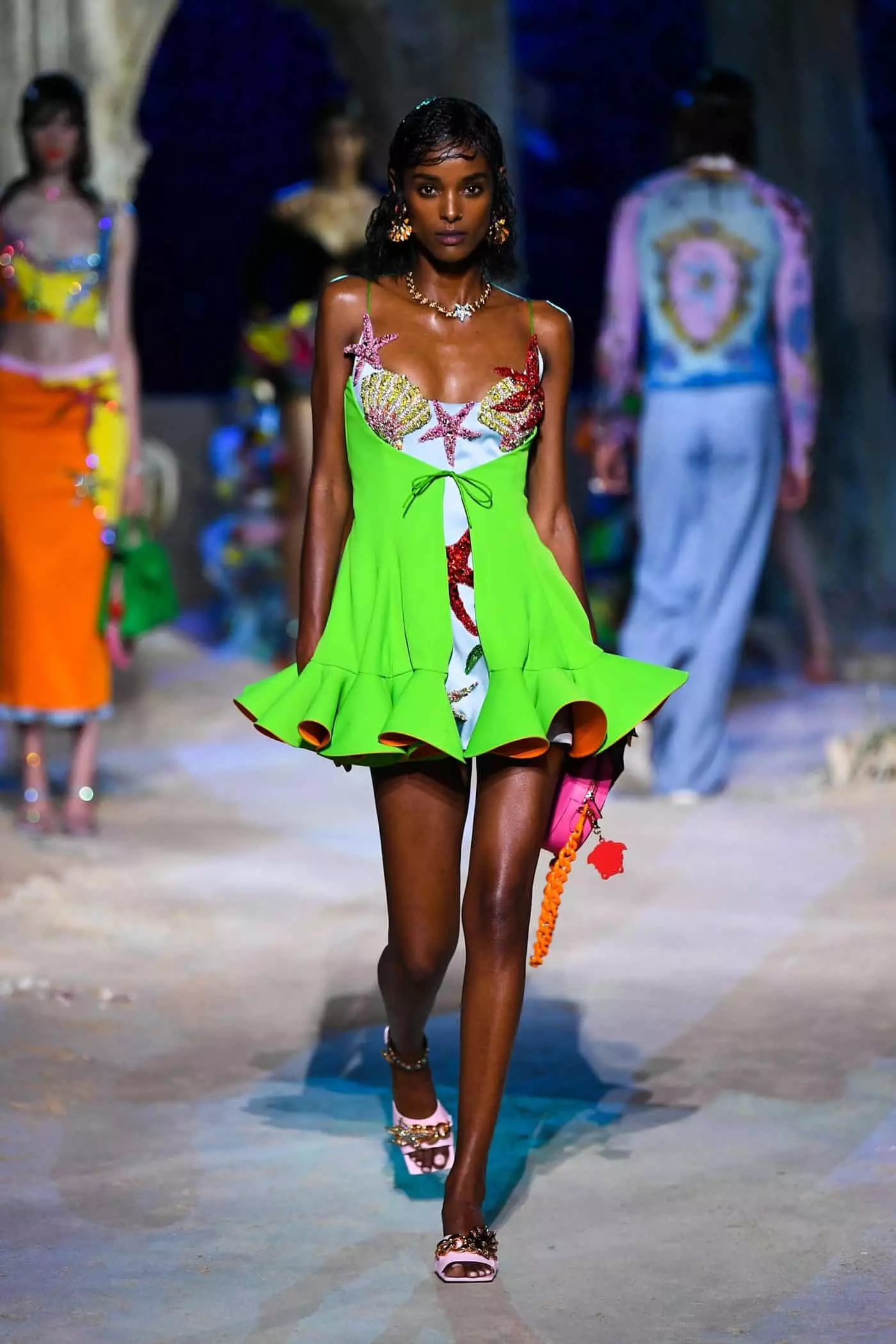 ‘Versaceopolis’, il-Puppets ta’ Moschino, u Aktar! Dak Li Tlift Mill-MFW Matul Il-Weekend 22952_74