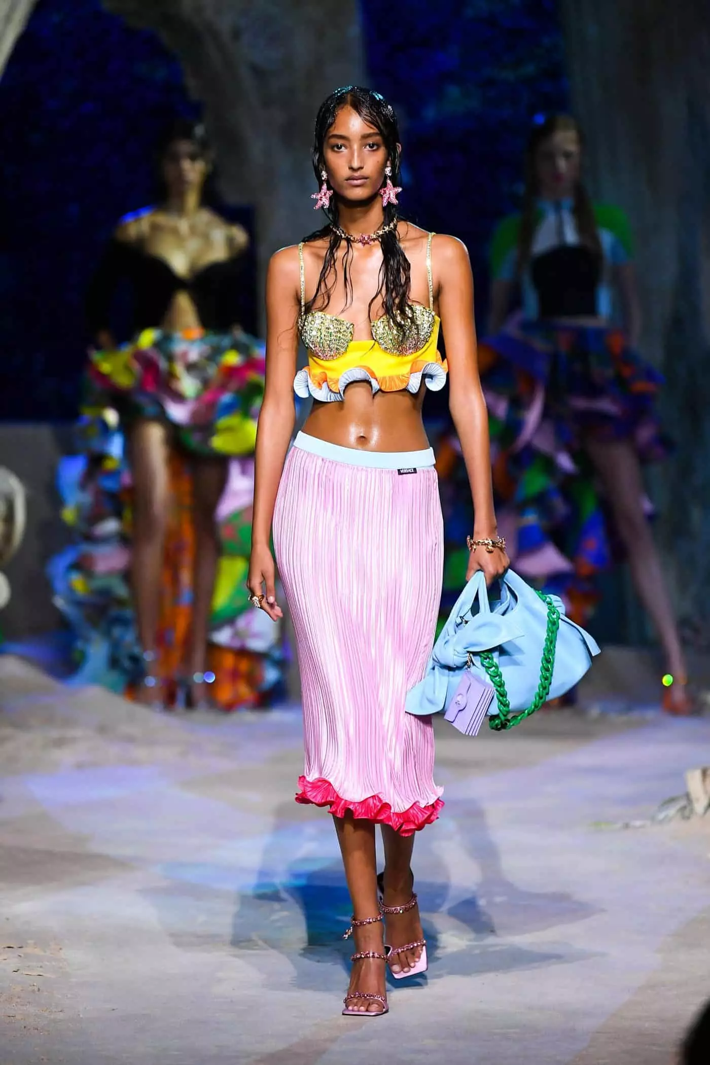 ‘Versaceopolis’, il-Puppets ta’ Moschino, u Aktar! Dak Li Tlift Mill-MFW Matul Il-Weekend 22952_75