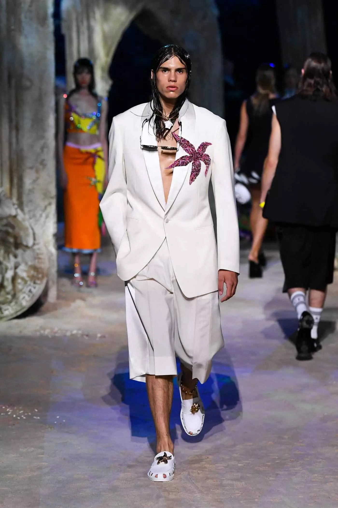 ‘Versaceopolis’, il-Puppets ta’ Moschino, u Aktar! Dak Li Tlift Mill-MFW Matul Il-Weekend 22952_79