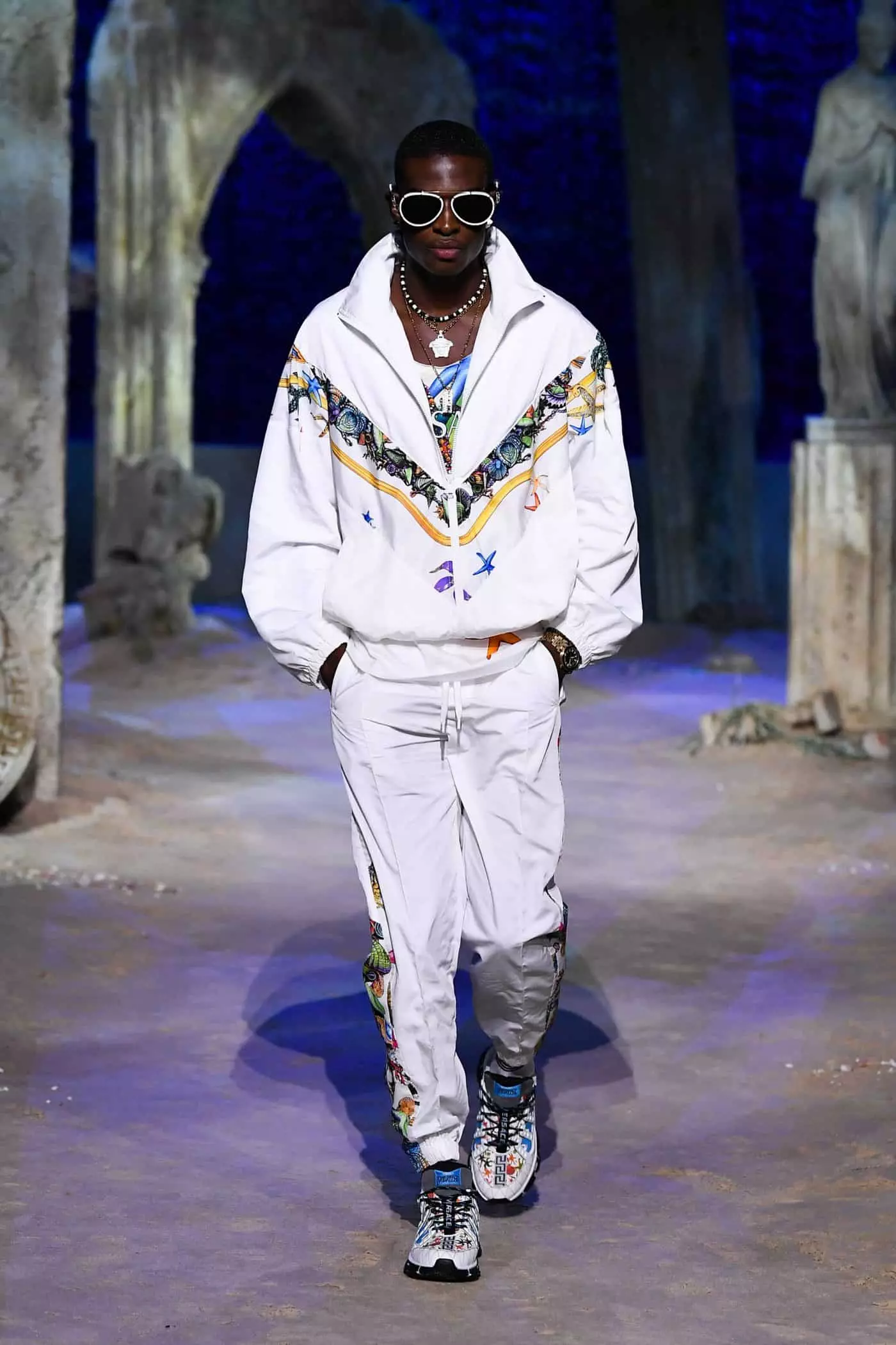 'Versaceopolis', หุ่นเชิดของ Moschino และอีกมากมาย! สิ่งที่คุณพลาดจาก MFW ในช่วงสุดสัปดาห์ 22952_8