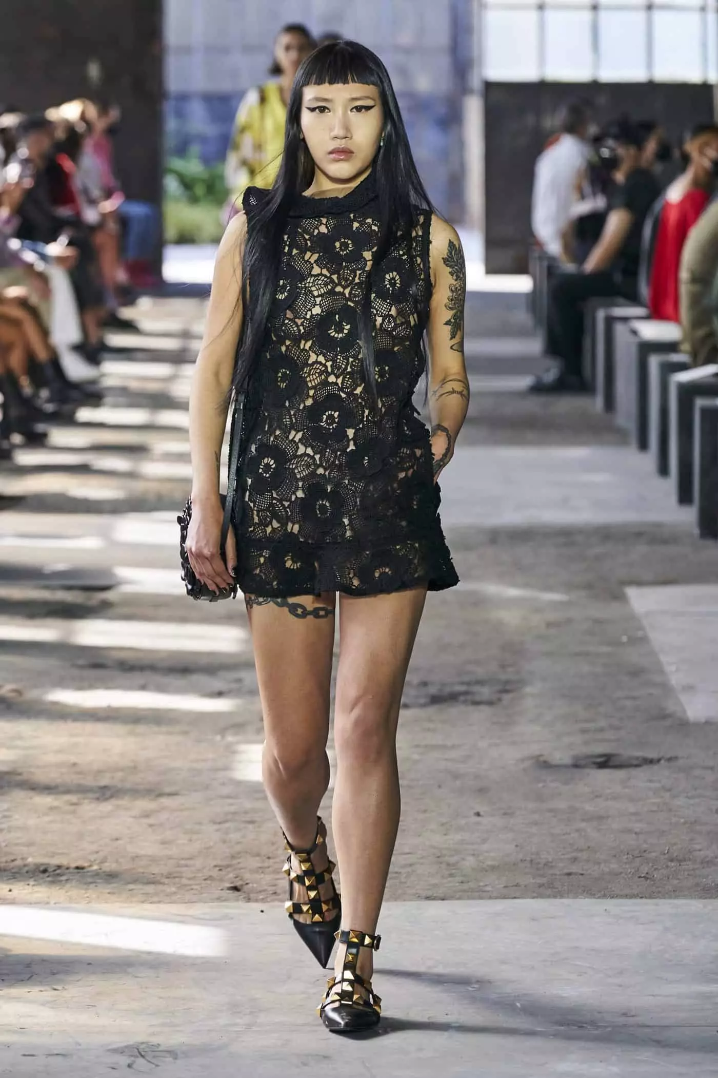 ‘Versaceopolis’, il-Puppets ta’ Moschino, u Aktar! Dak Li Tlift Mill-MFW Matul Il-Weekend 22952_96