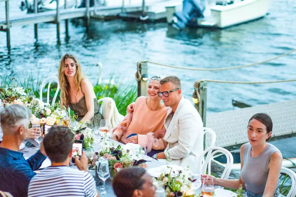 Samantha Angelo a Sally LaPointe Hosten Sunset Soirée an den Hamptons