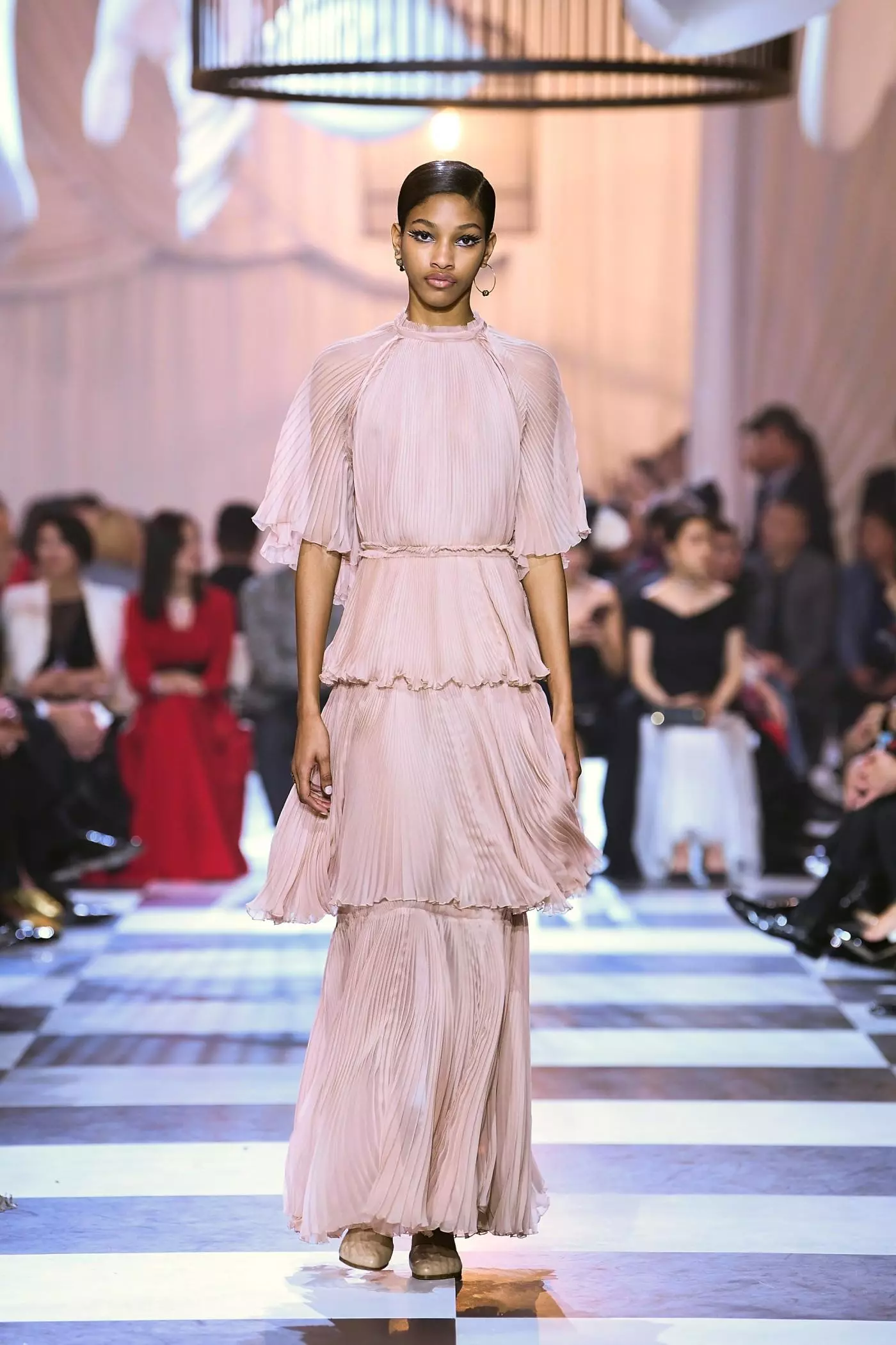 Dior debutearret roze en reade couture-kapsulekolleksje yn Shanghai 23015_10