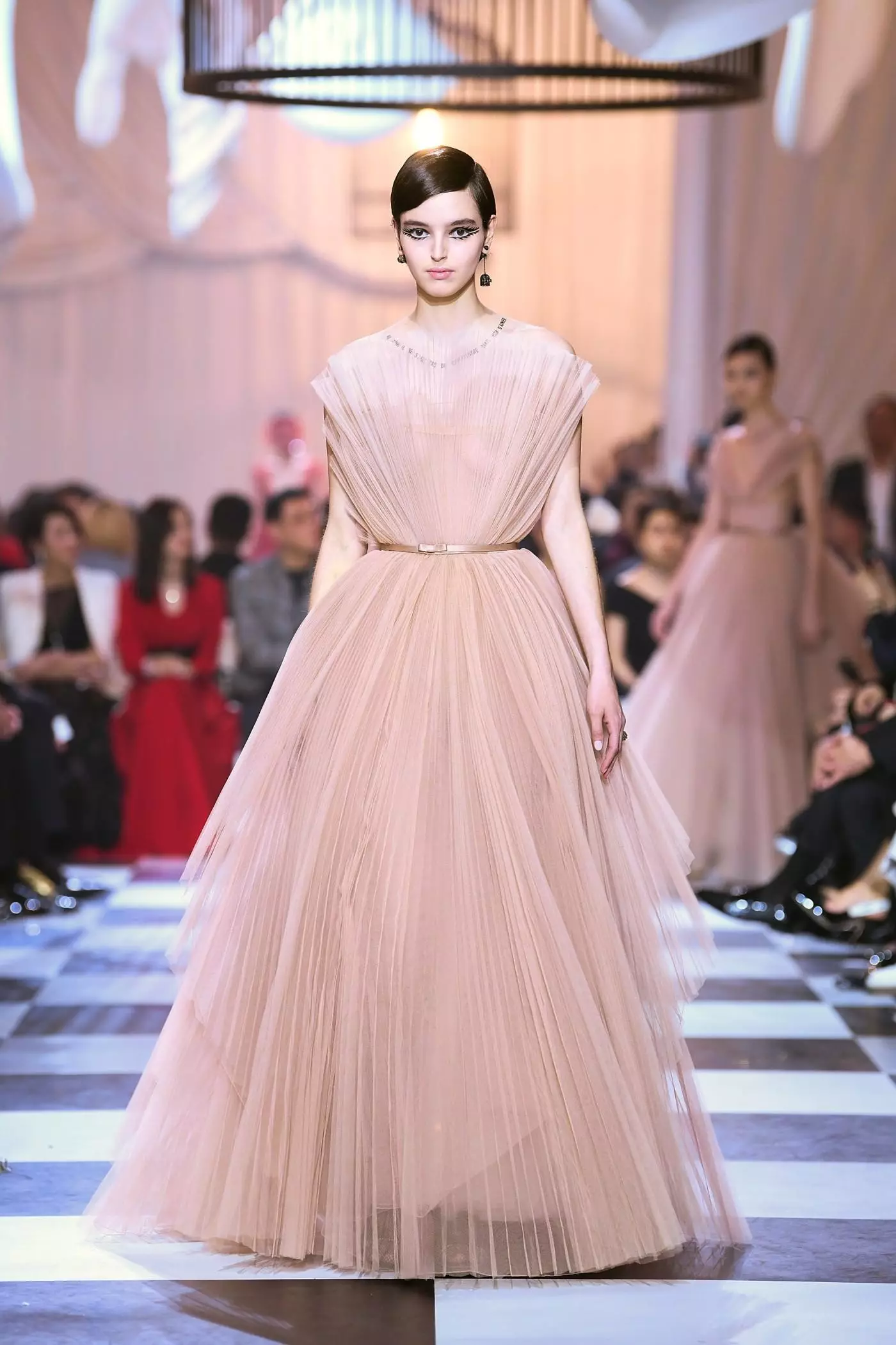 Dior Debutta Kollezzjoni tal-Kapsuli tal-Couture Roża u Aħmar F'Shanghai 23015_11