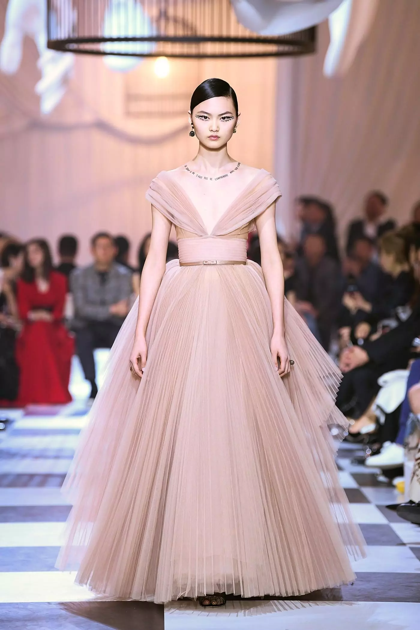 Dior дебюты Шанхайда алсу һәм кызыл Couture капсула коллекциясе 23015_12