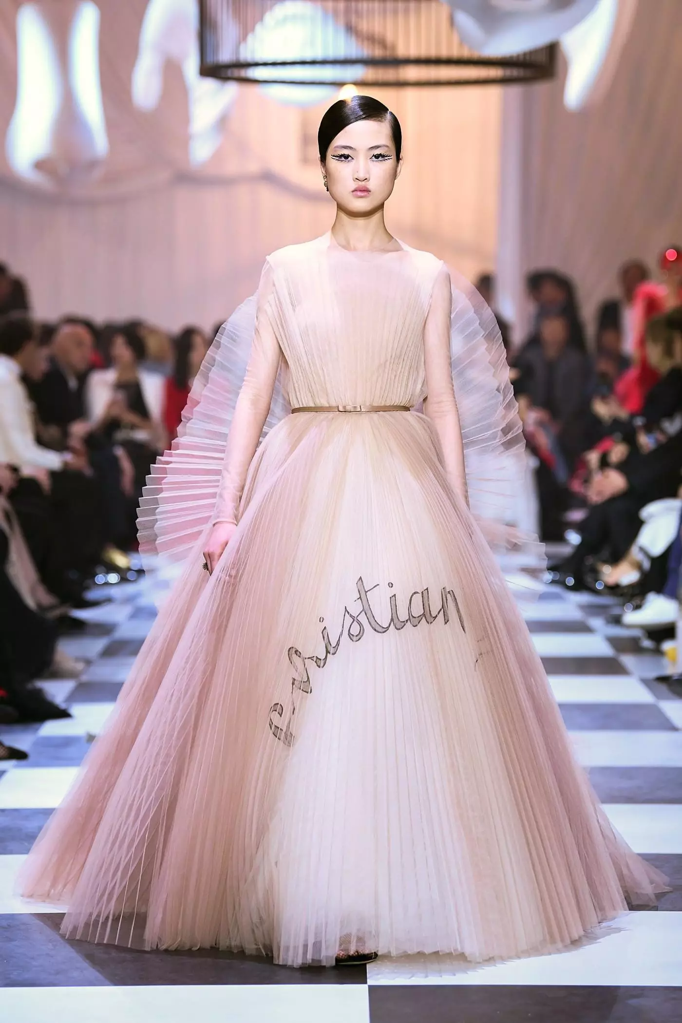 Dior Debuts Pink uye Red Couture Capsule Kuunganidzwa muShanghai 23015_13