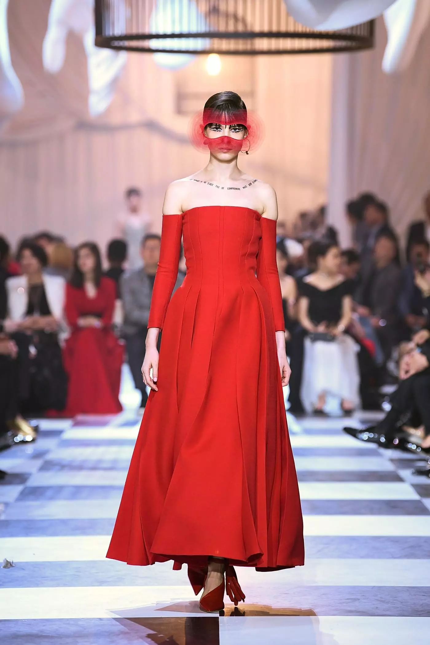 Dior debutearret roze en reade couture-kapsulekolleksje yn Shanghai 23015_5