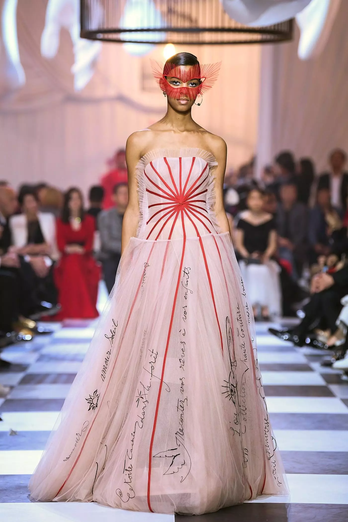 Dior debutearret roze en reade couture-kapsulekolleksje yn Shanghai 23015_8