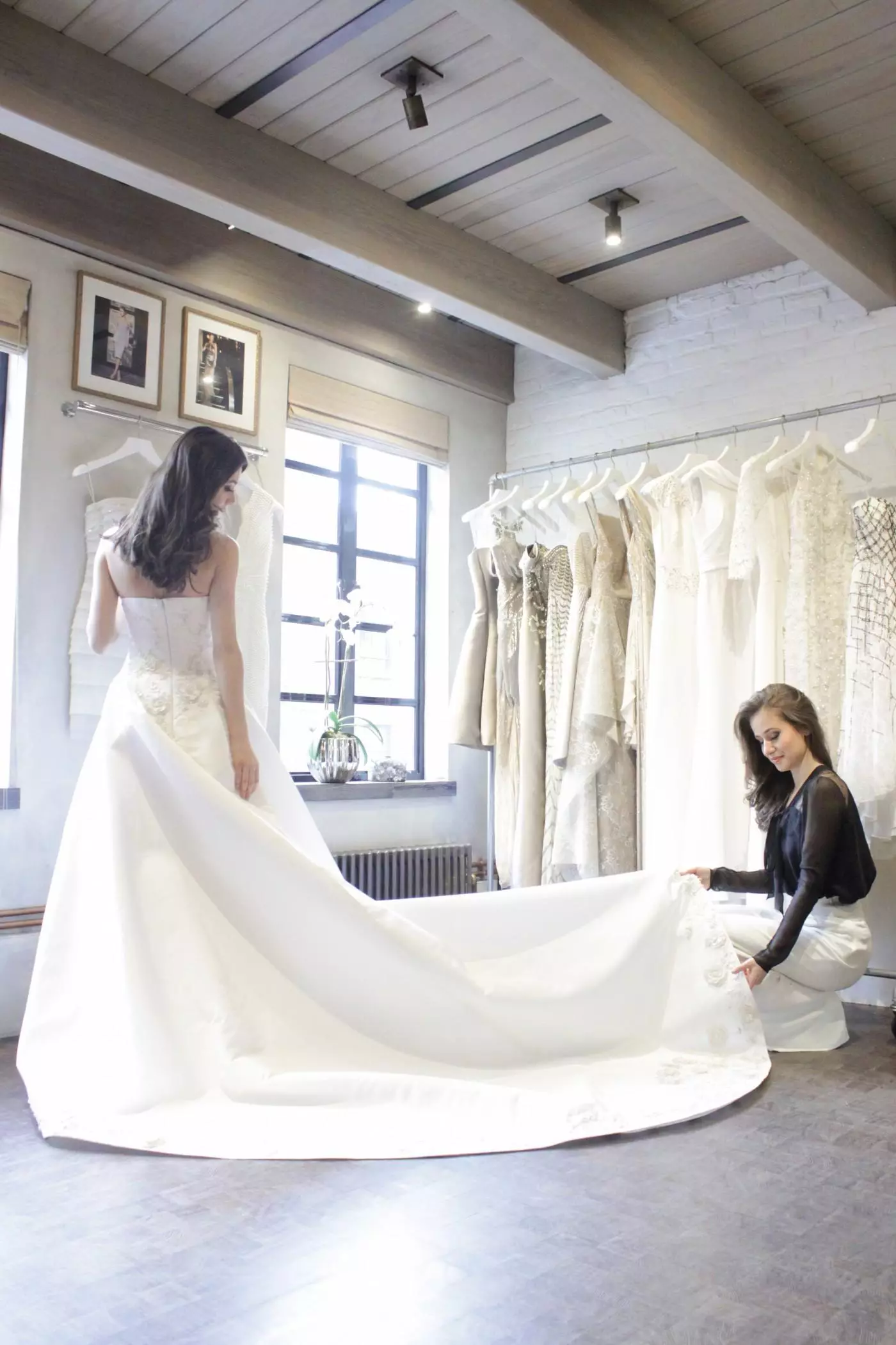 Táto obľúbená dizajnérka Bella Hadid a Emily Ratajkowski teraz navrhuje svadobné šaty 23024_4
