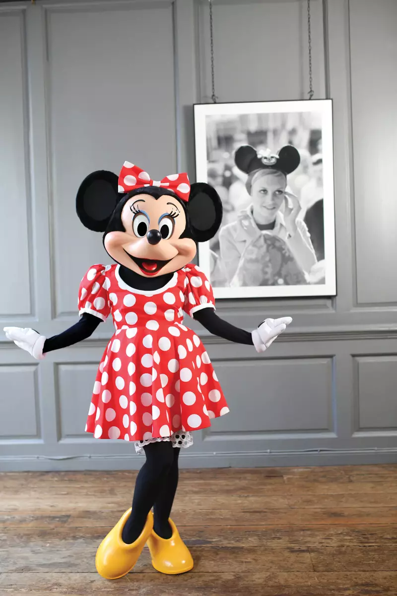 Gen yon bagay sou Minnie! Minnie Mouse sou Estati Icône Style Timeless li