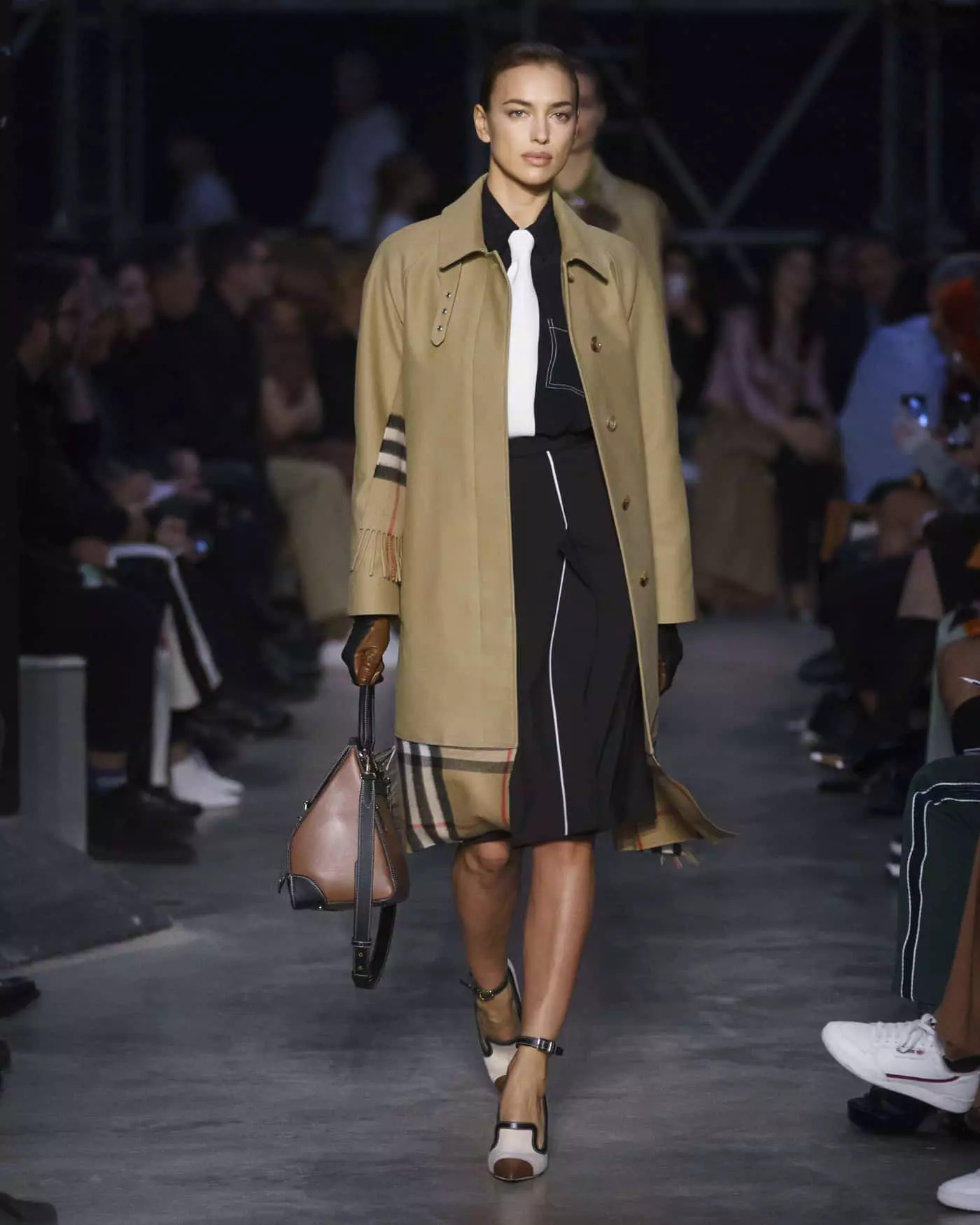 Burberry Fall 2019: A Tale of Two Tiscis، Victoria Beckham Parties With Spice Girl Drag Queens 23287_12