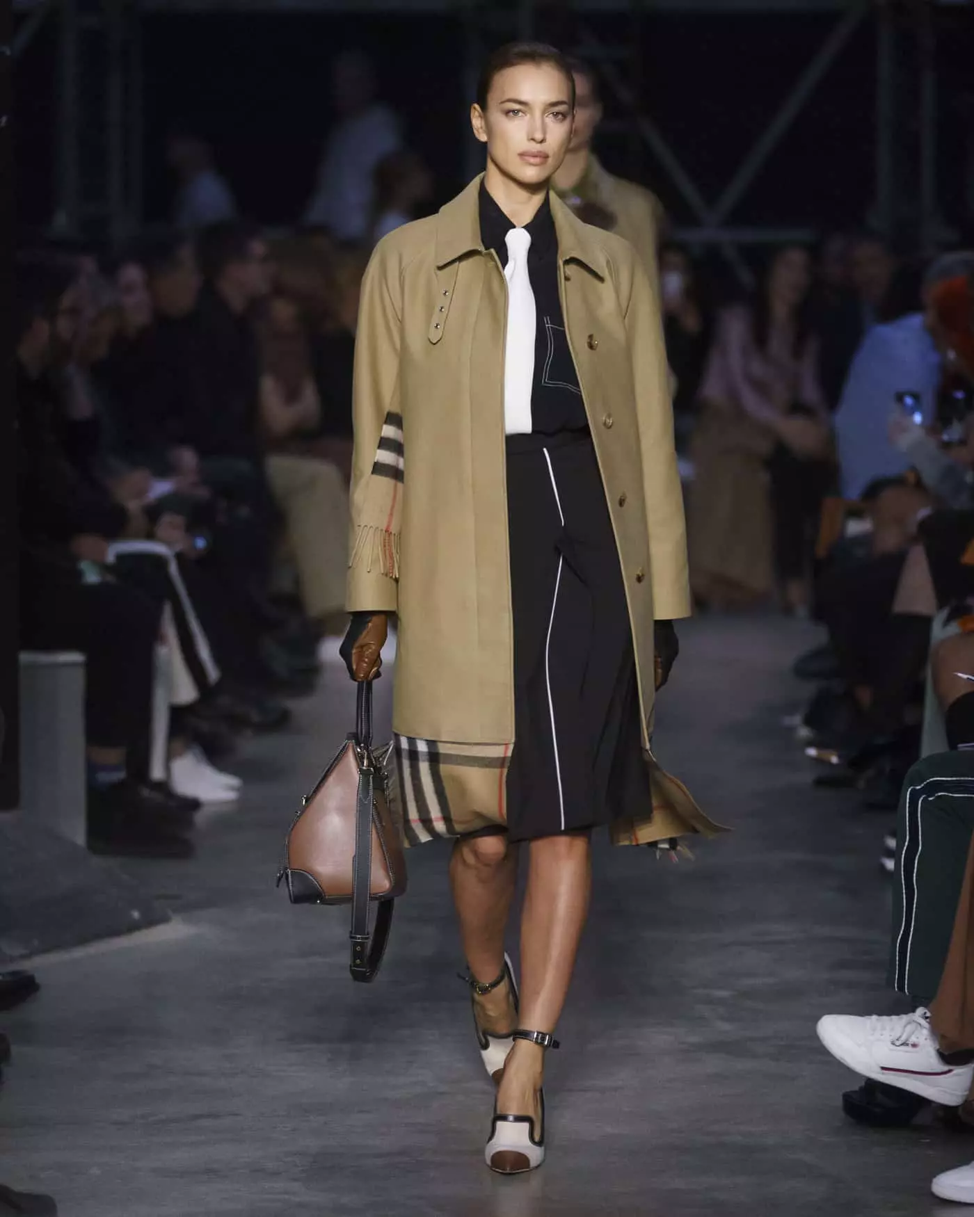 Burberry jesen 2019: Zgodba o dveh Tiscis, Victoria Beckham se zabava s Spice Girl Drag Queens 23287_12