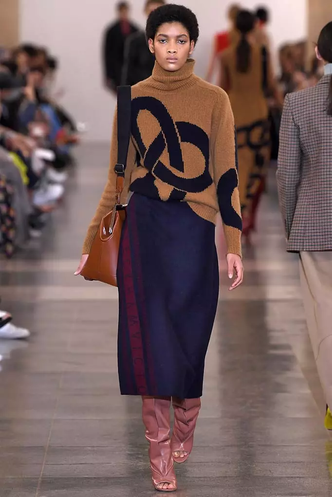 Burberry Fall 2019: Umugani wa Tiscis ebyiri, Ibirori bya Victoria Beckham hamwe na Spice Girl Drag Queens 23287_17