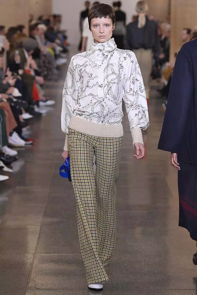 Burberry Fall 2019: A Tale of Two Tiscis، Victoria Beckham Parties With Spice Girl Drag Queens 23287_19