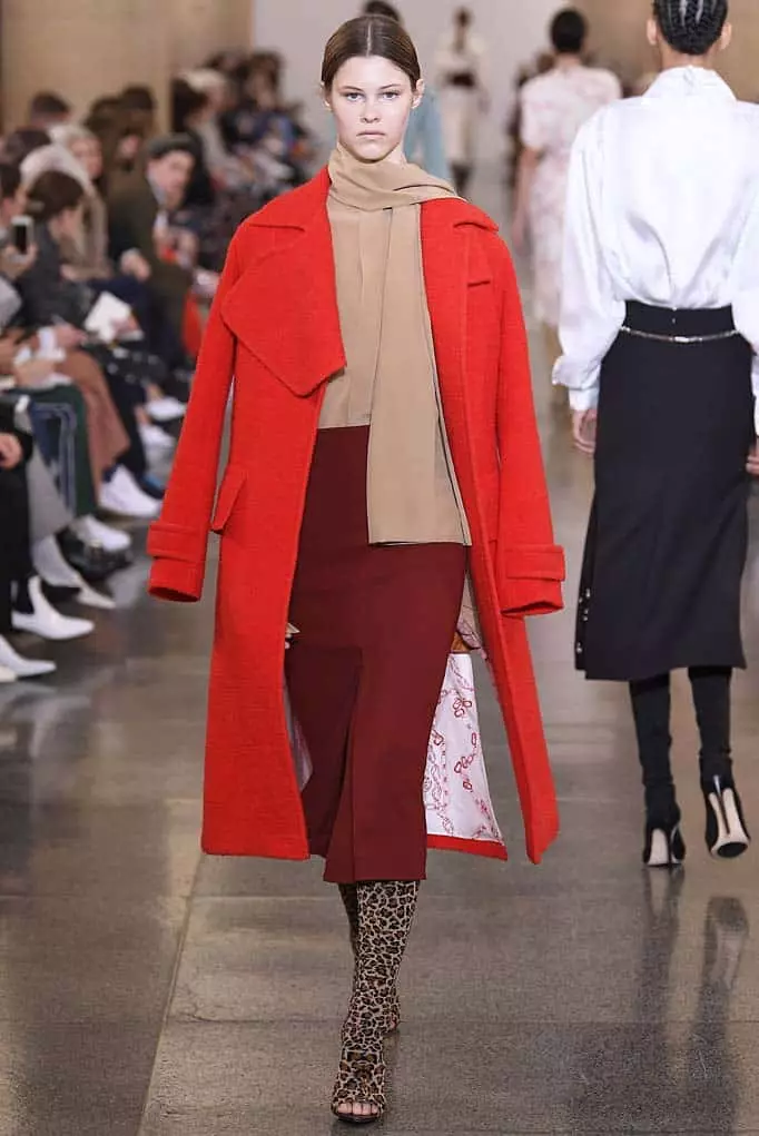 Burberry Otòn 2019: Yon istwa de de Tiscis, Victoria Beckham pati ak Spice Girl Drag Queens 23287_22