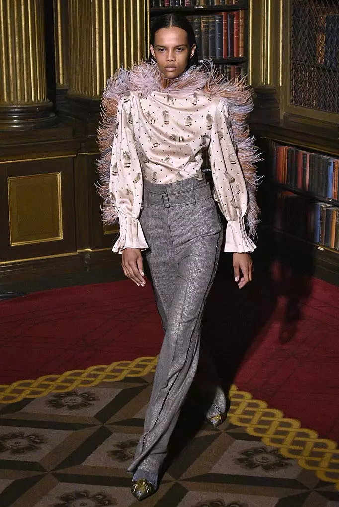 Burberry Fall 2019: A Tale of Two Tiscis، Victoria Beckham Parties With Spice Girl Drag Queens 23287_24