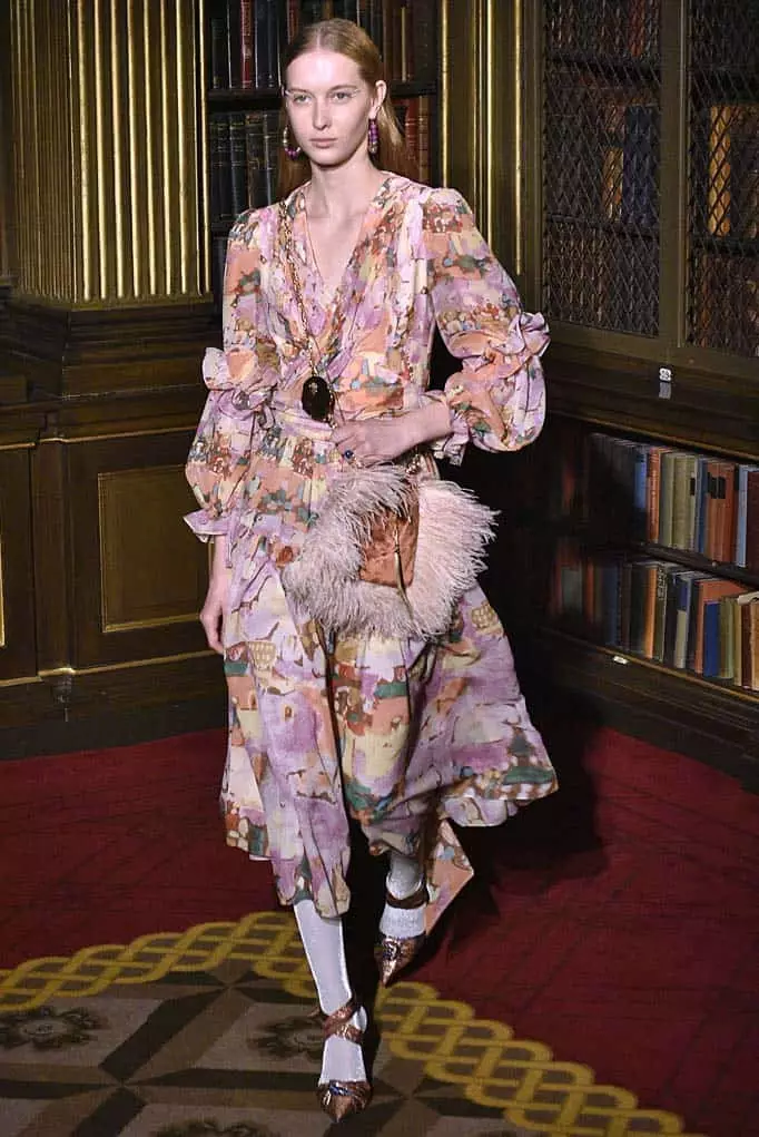 Burberry Fall 2019: Umugani wa Tiscis ebyiri, Ibirori bya Victoria Beckham hamwe na Spice Girl Drag Queens 23287_25