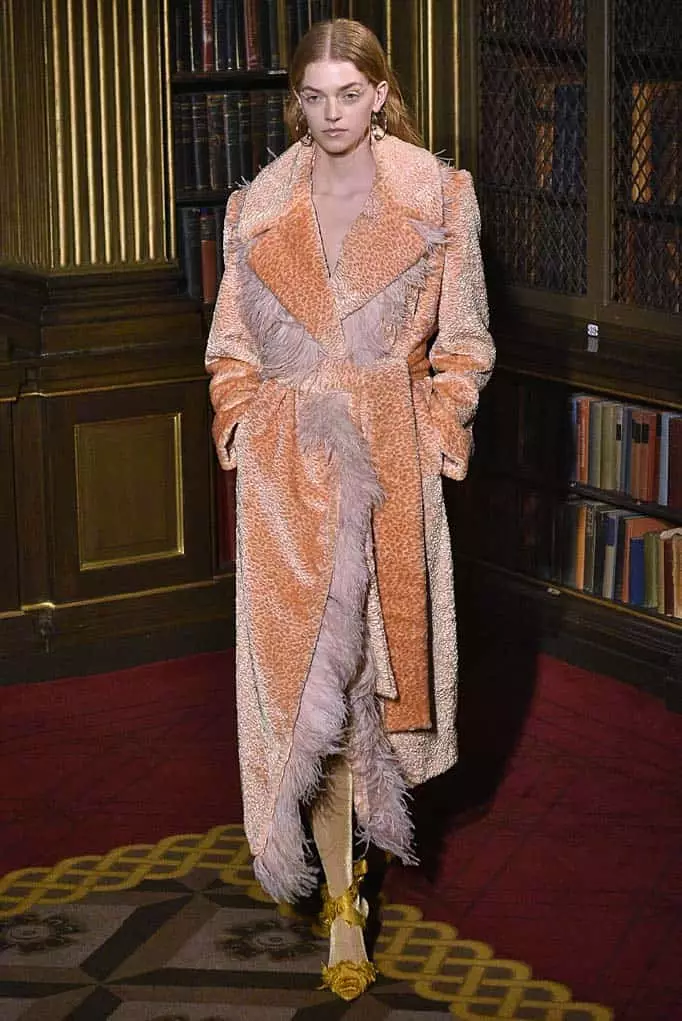 Burberry Fall 2019: A Tale of Two Tiscis، Victoria Beckham Parties With Spice Girl Drag Queens 23287_26