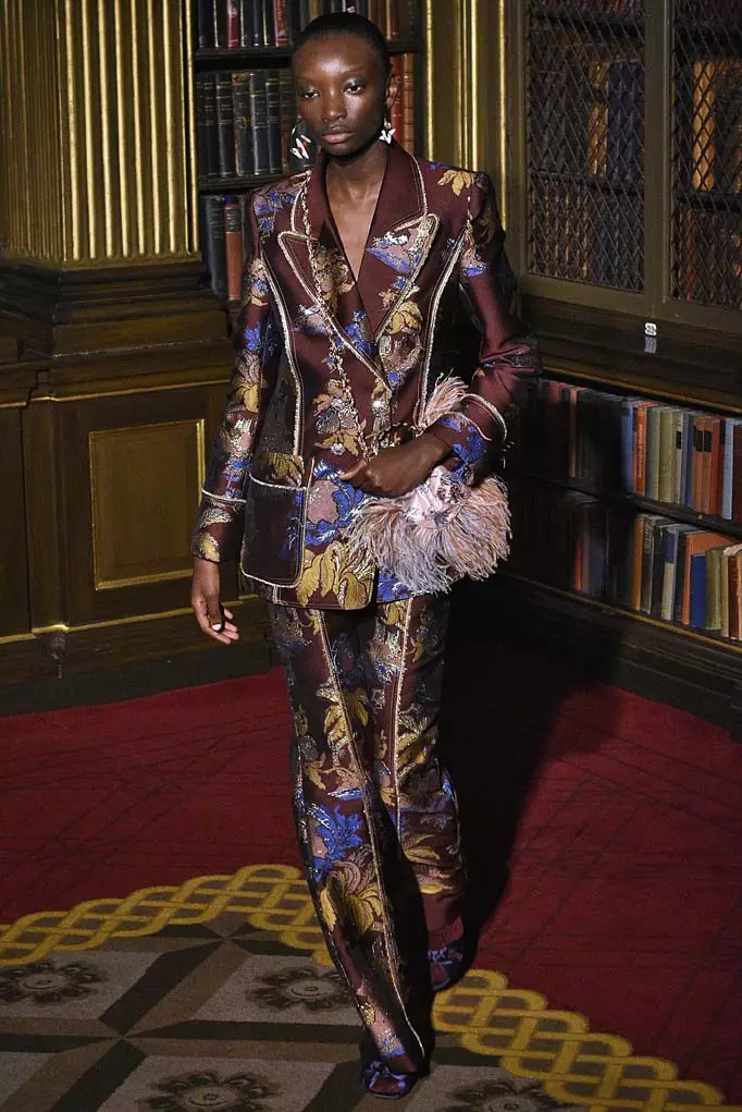 Burberry Fall 2019: A Tale of Two Tiscis، Victoria Beckham Parties With Spice Girl Drag Queens 23287_28