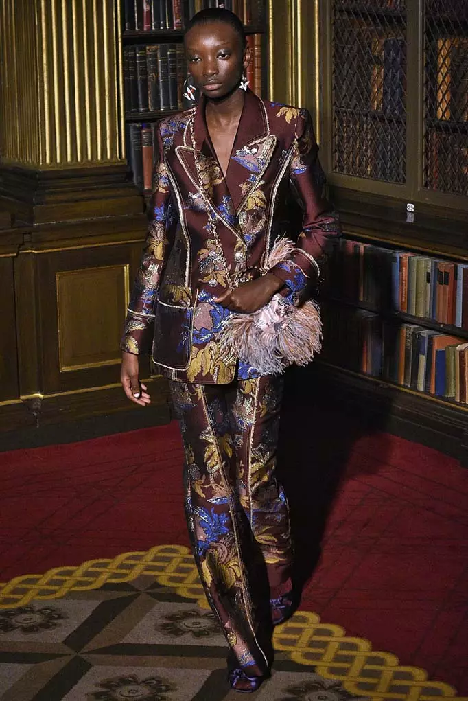 Burberry Fall 2019: Ose Tala o Tiscis e Lua, Victoria Beckham Pati ma Spice Girl Drag Queens 23287_28